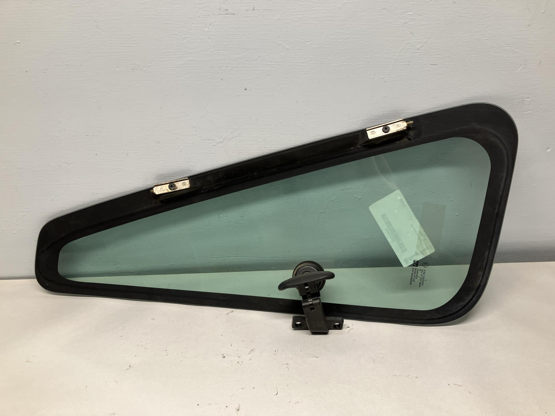 16639051 | International MXT Door Vent Glass for Sale