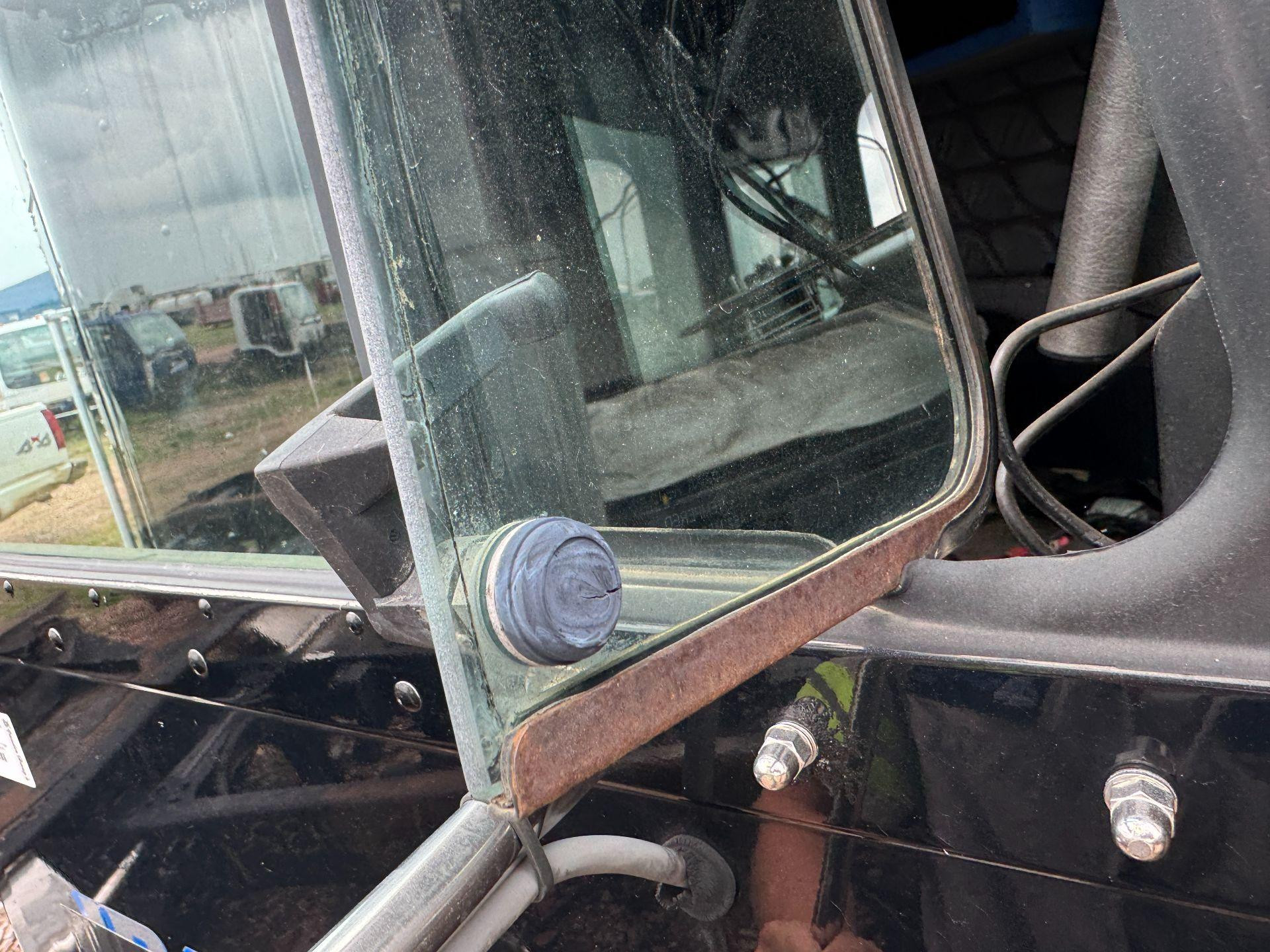 Freightliner CLASSIC XL Door Vent Glass for Sale
