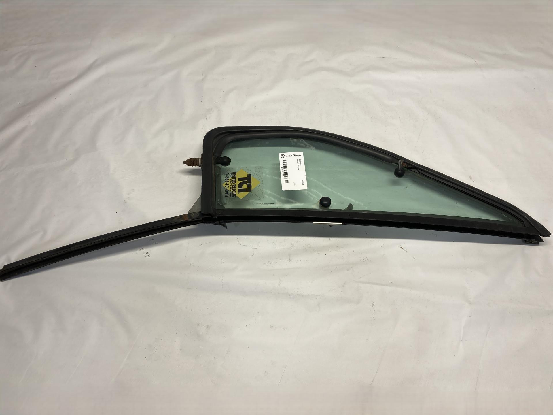 Ford L9522 Door Vent Glass for Sale