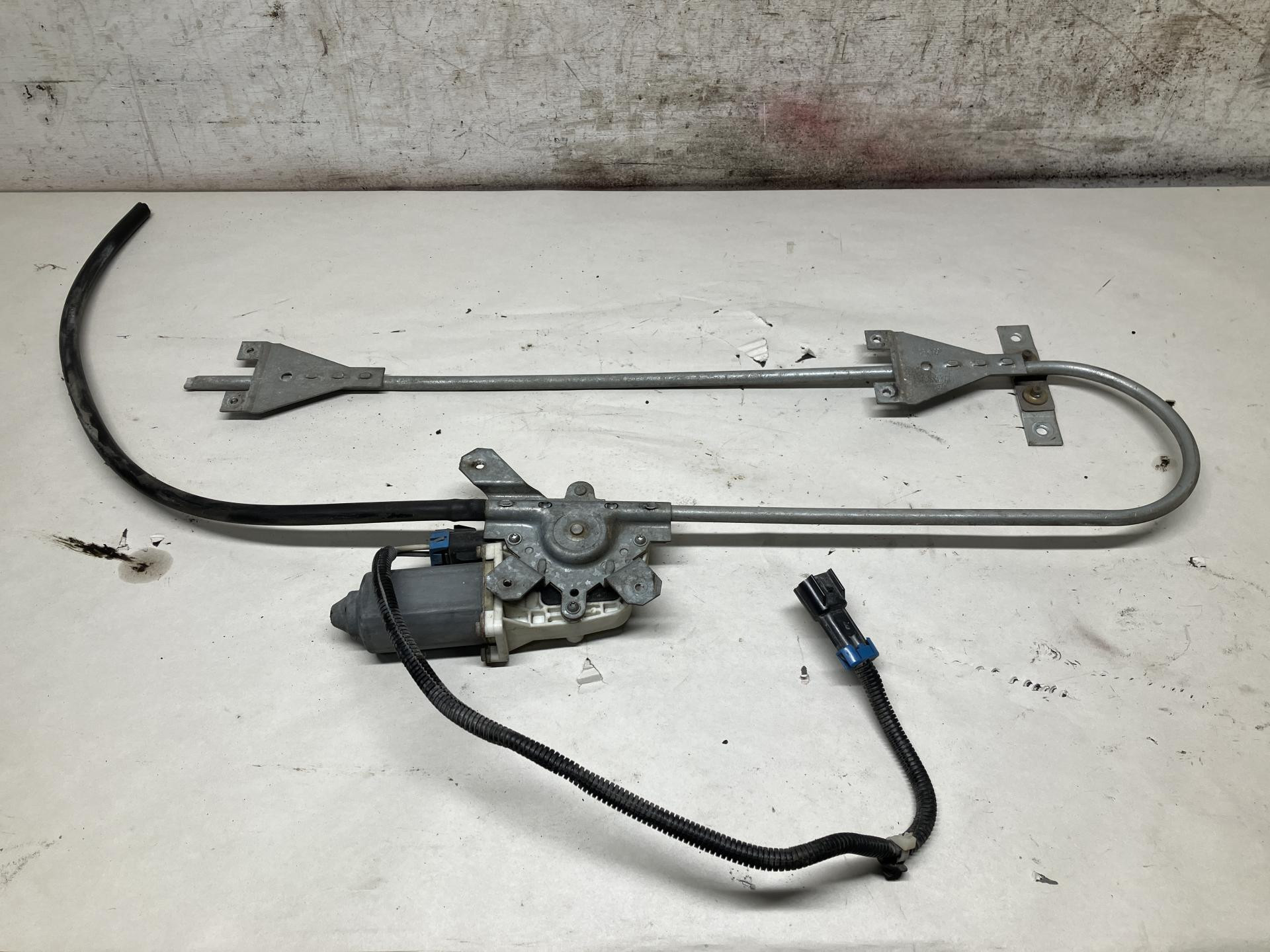 R21-1001 | Peterbilt 387 Front Door Window Regulator for Sale