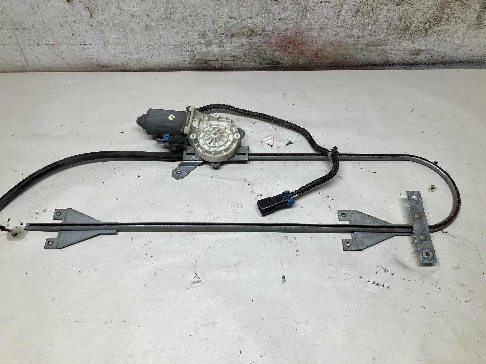 R21-1001 | Peterbilt 387 Front Door Window Regulator for Sale