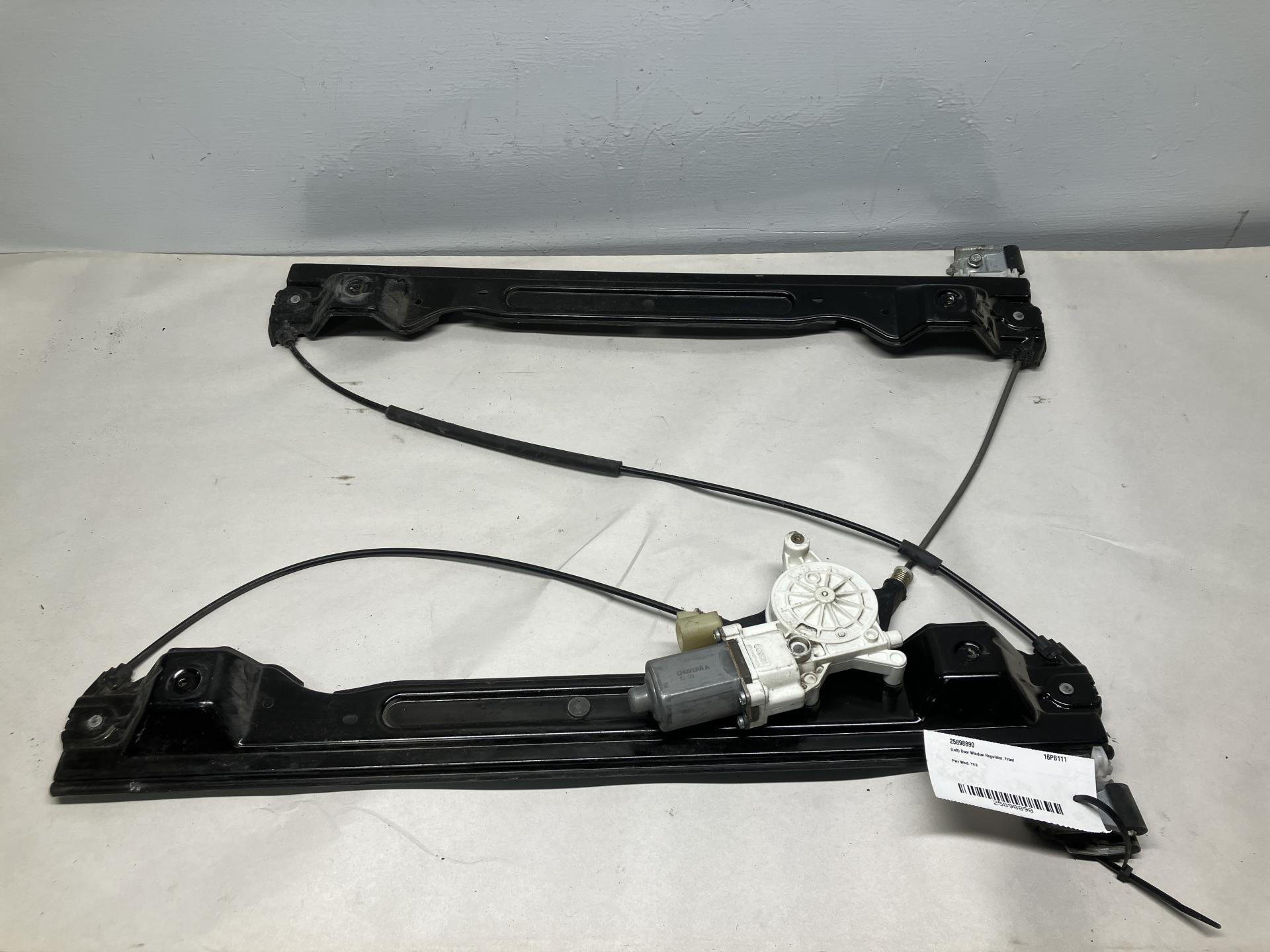 CM093340 | Peterbilt 579 Front Door Window Regulator for Sale