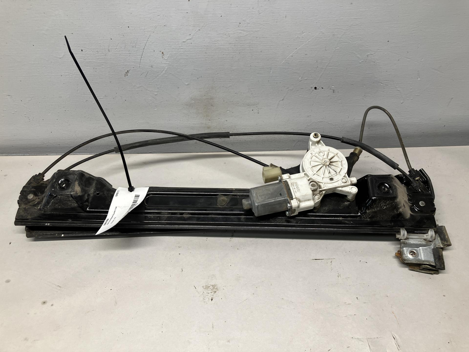 CM093340 | Peterbilt 579 Front Door Window Regulator for Sale