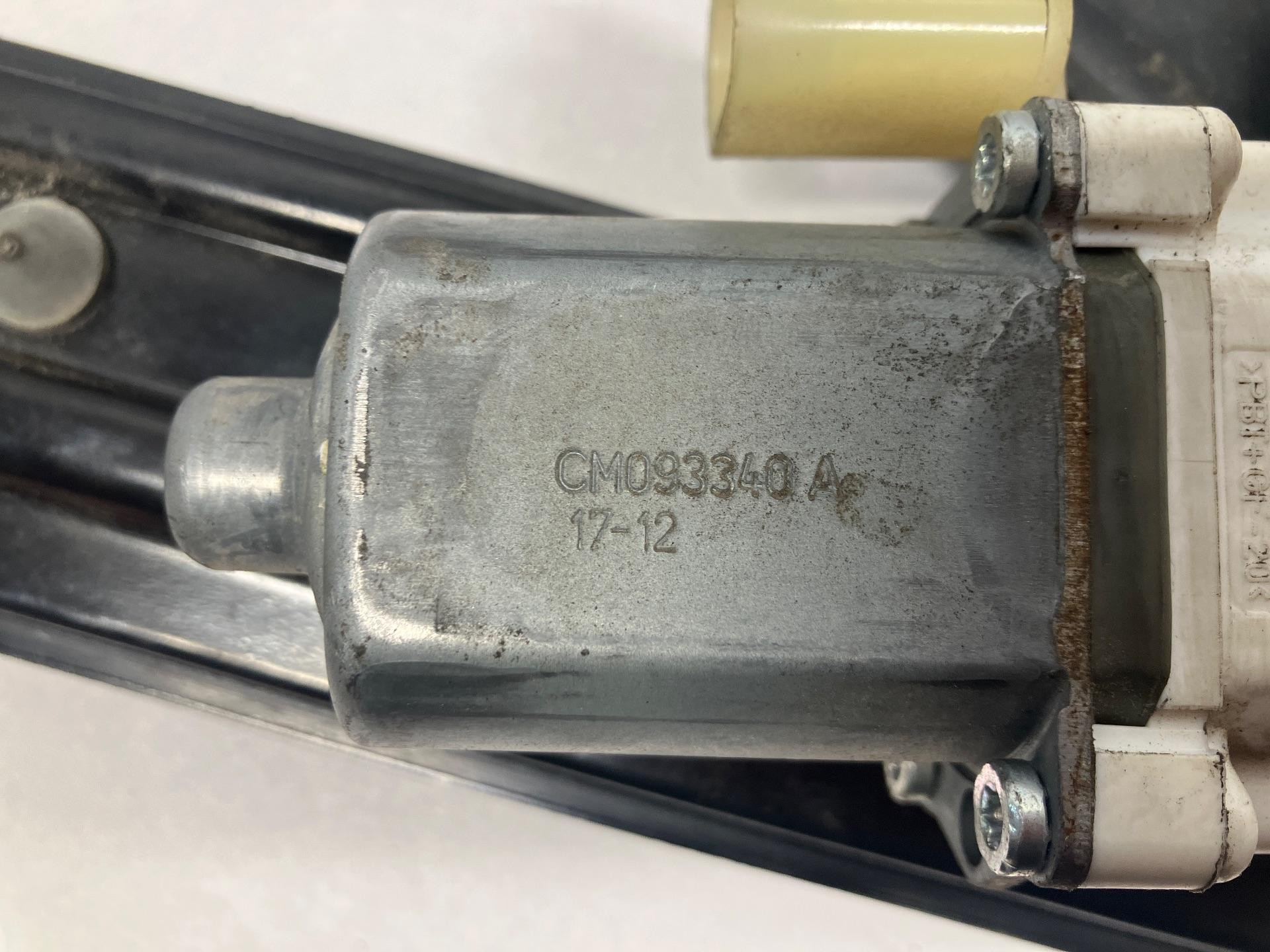 CM093340A | Peterbilt 579 Front Door Window Regulator for Sale