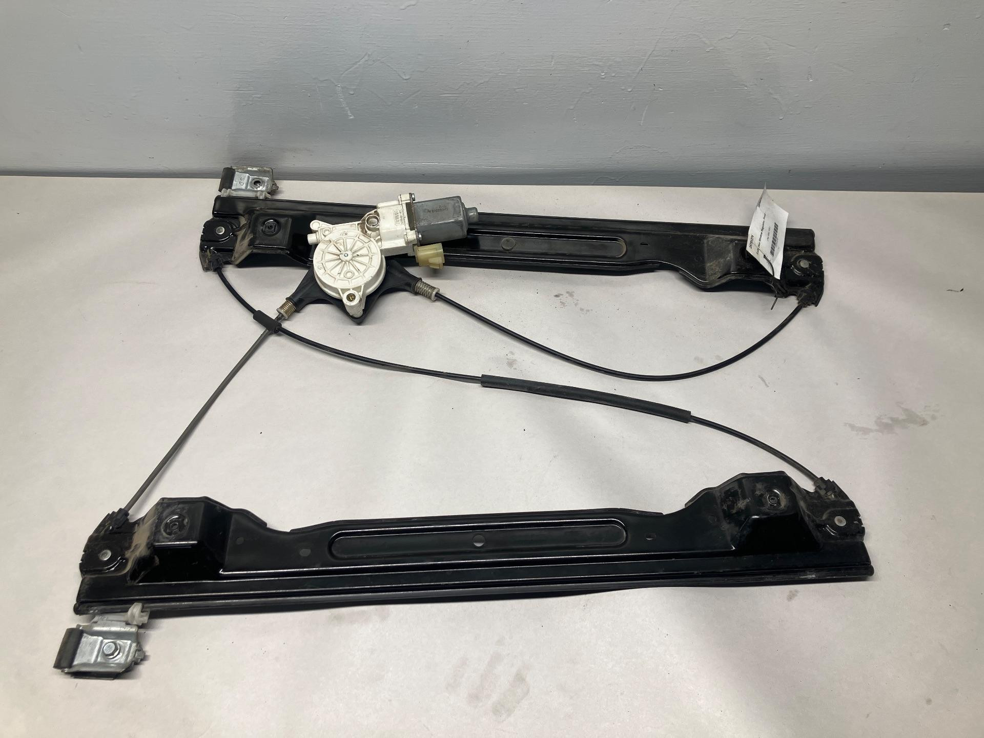 CM093340A | Peterbilt 579 Front Door Window Regulator for Sale