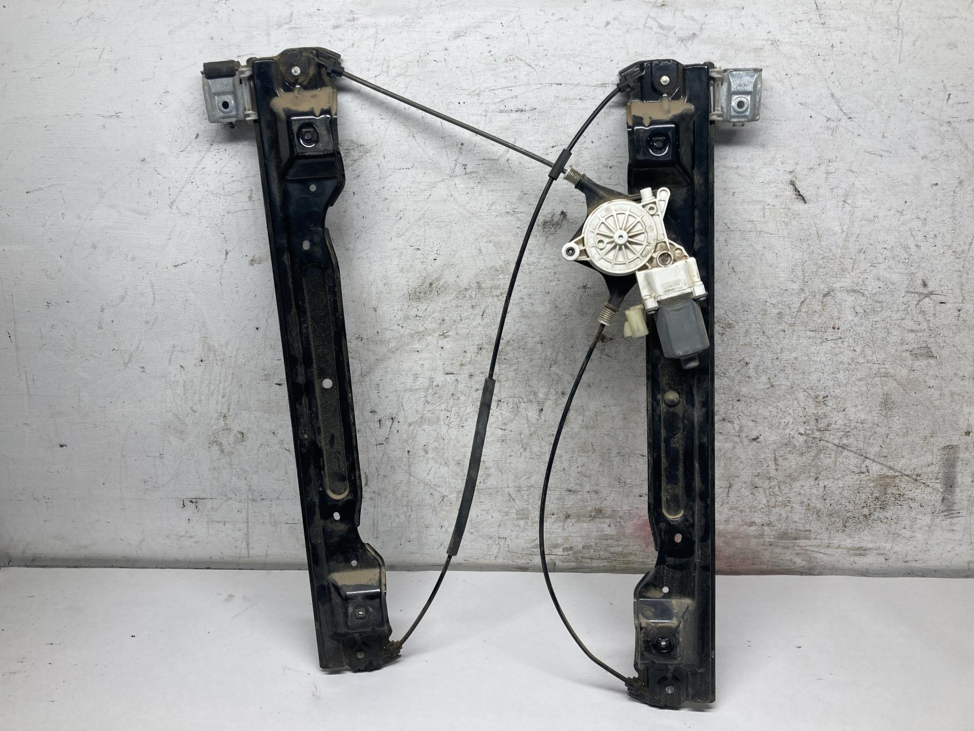 CM093340 | Peterbilt 579 Front Door Window Regulator for Sale