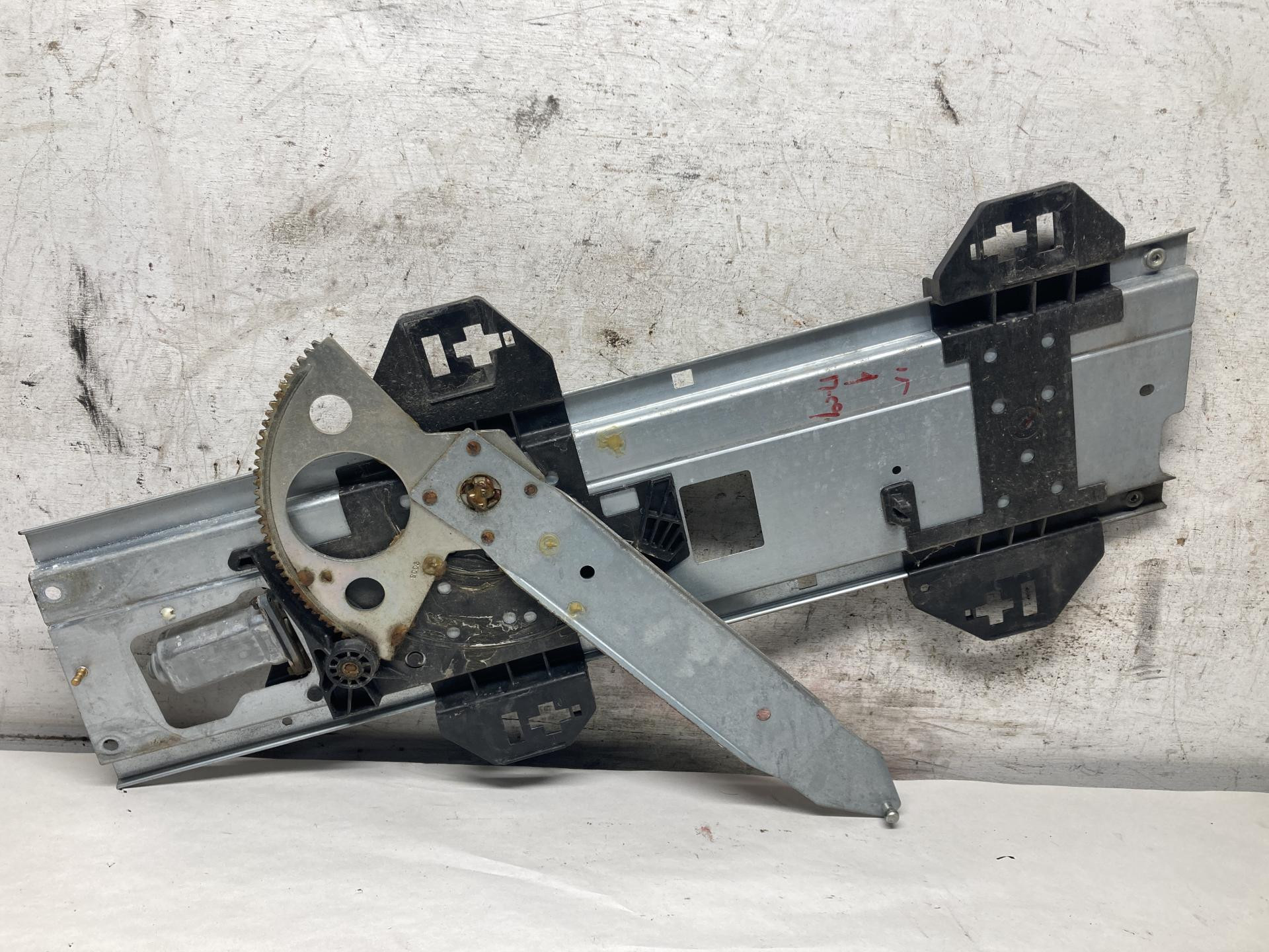 1826010420 | International DURASTAR (4300) Front Door Window Regulator for