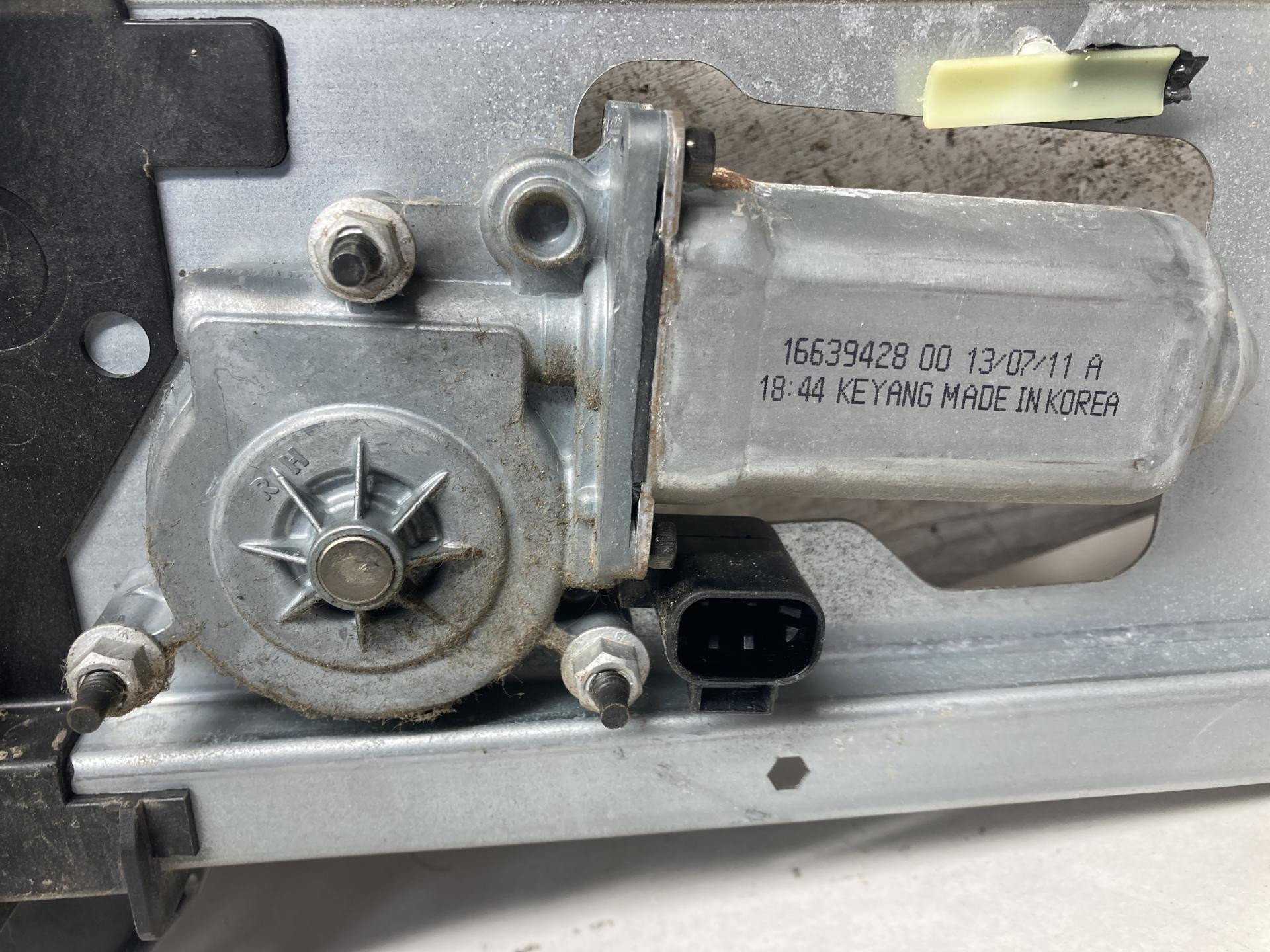 1826010420 | International DURASTAR (4300) Front Door Window Regulator for