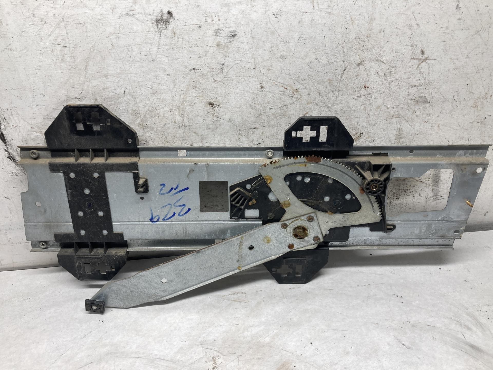 2009610210 | International DURASTAR (4400) Front Door Window Regulator for