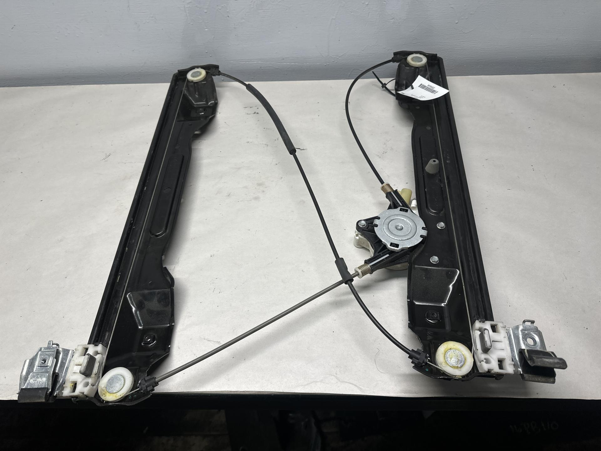 CM093340A | Kenworth T680 Front Door Window Regulator for Sale