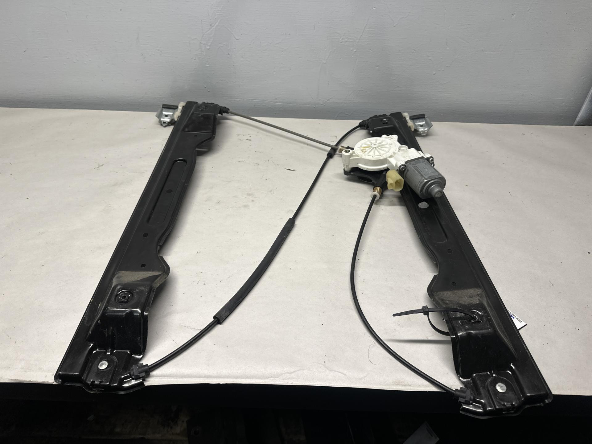CM093340A | Kenworth T680 Front Door Window Regulator for Sale