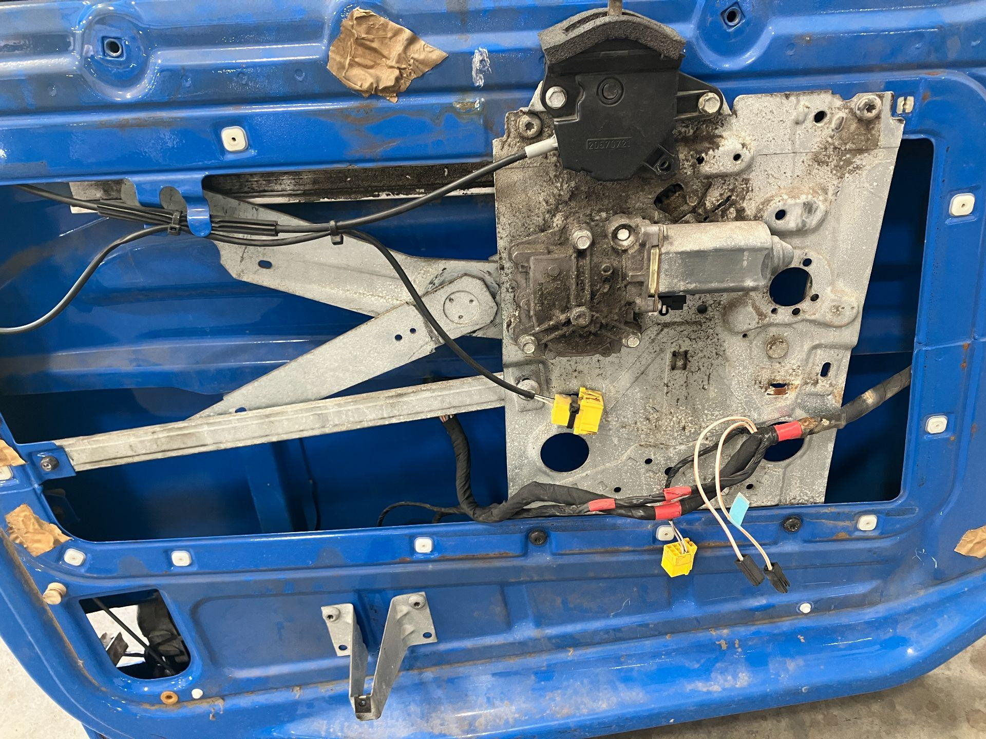 Volvo VNM Front Door Window Regulator for Sale