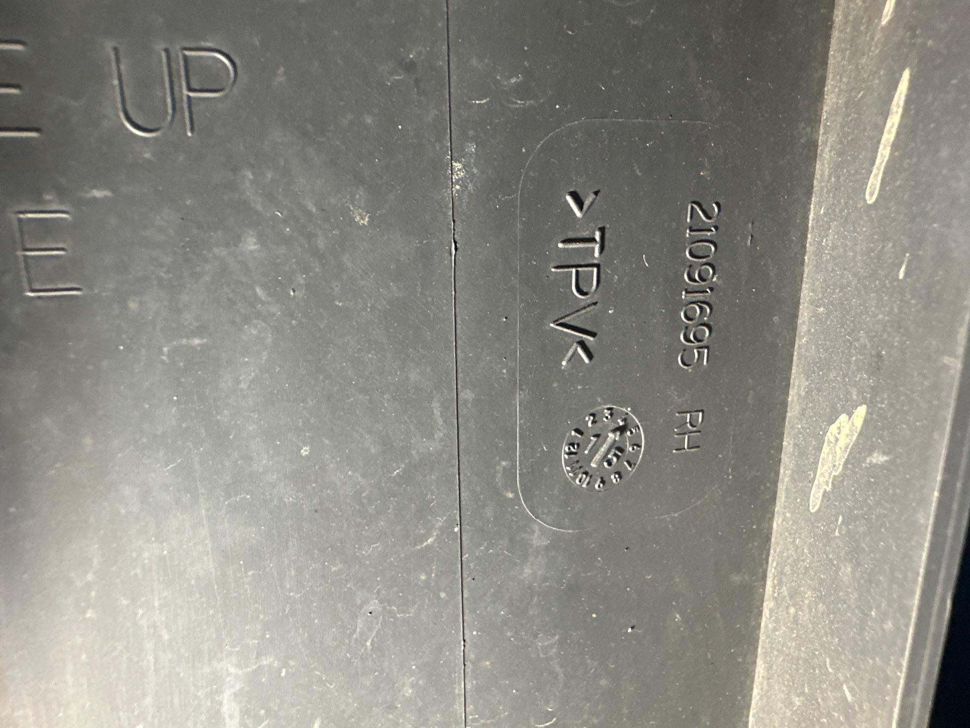 21091695 | Volvo VNL Side Fairing/Cab Extender for Sale