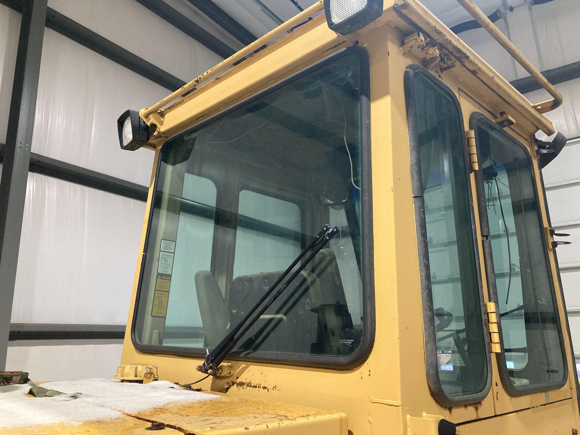 T119434 | John Deere 544E Back Glass for Sale