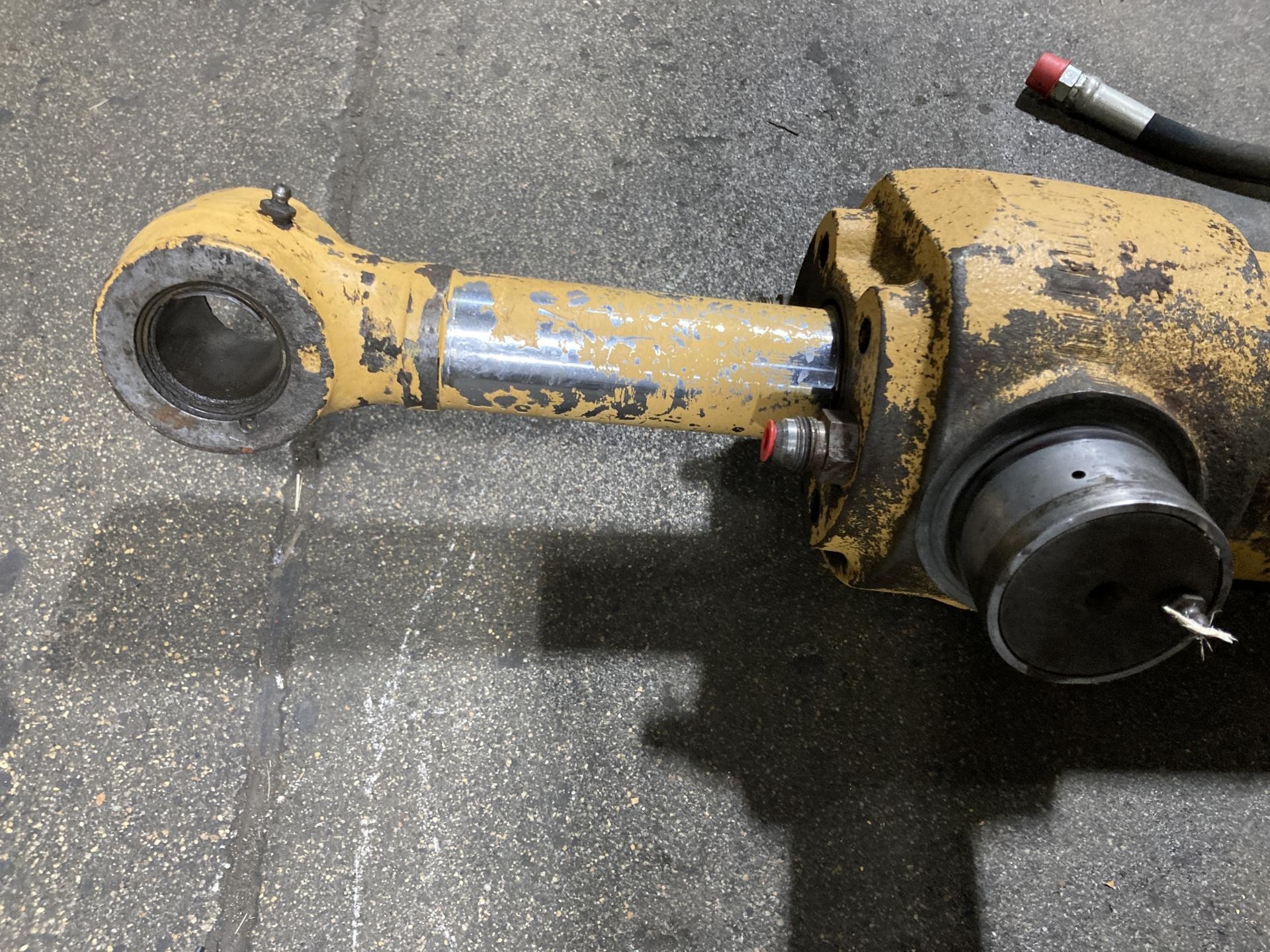 E1NNB579AB | Ford 555 Hydraulic Cylinder for Sale