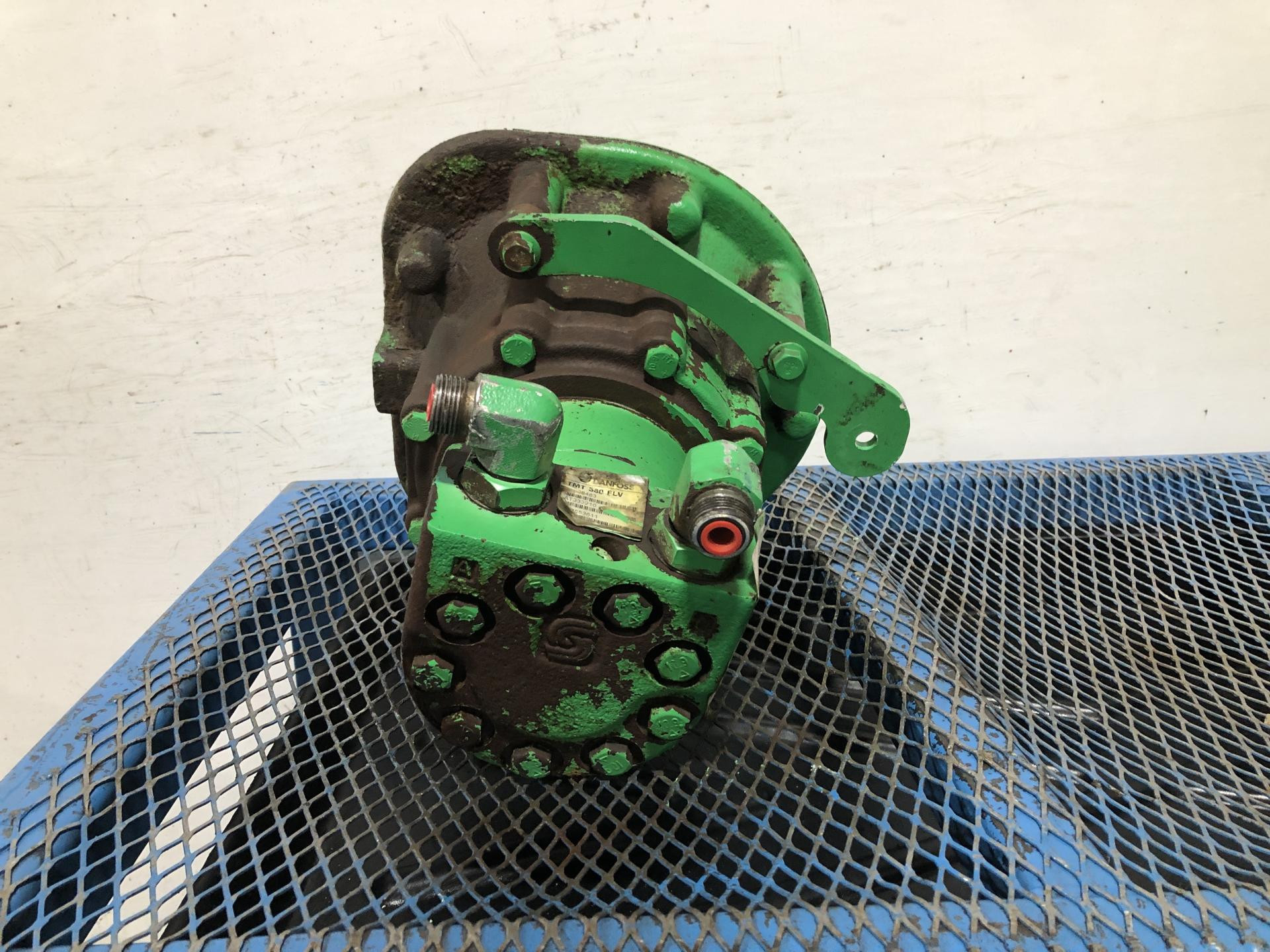 AT333210 | John Deere 318D Hydraulic Motor for Sale