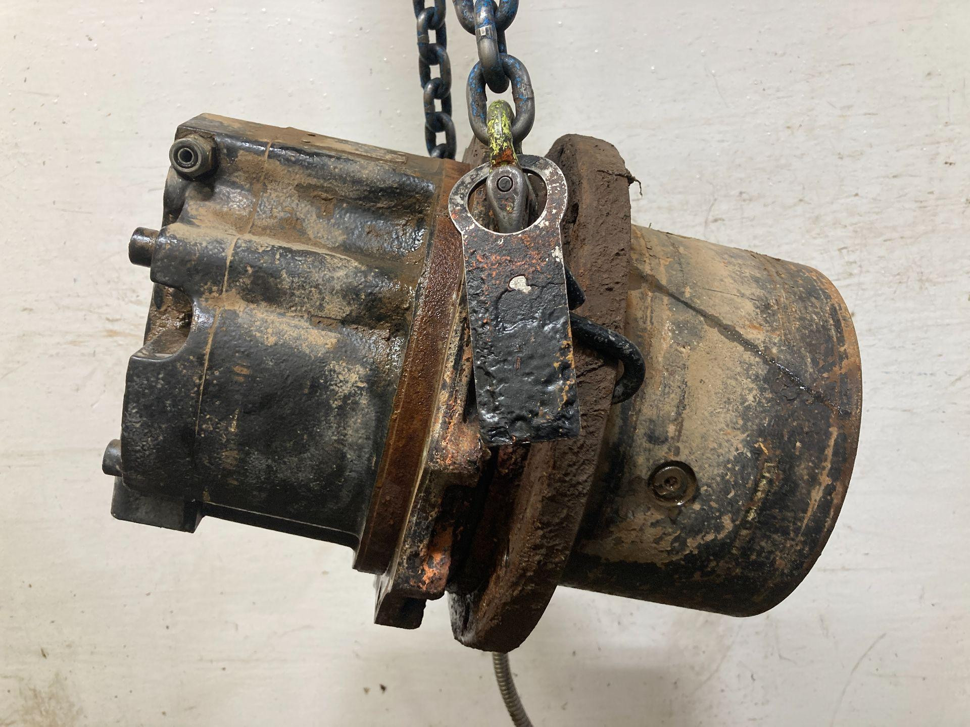 AT472920 | John Deere 333D Hydraulic Motor for Sale