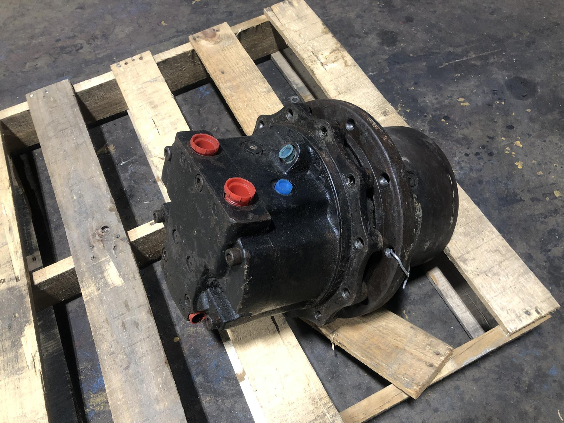 AT472920 | John Deere 333D Hydraulic Motor for Sale
