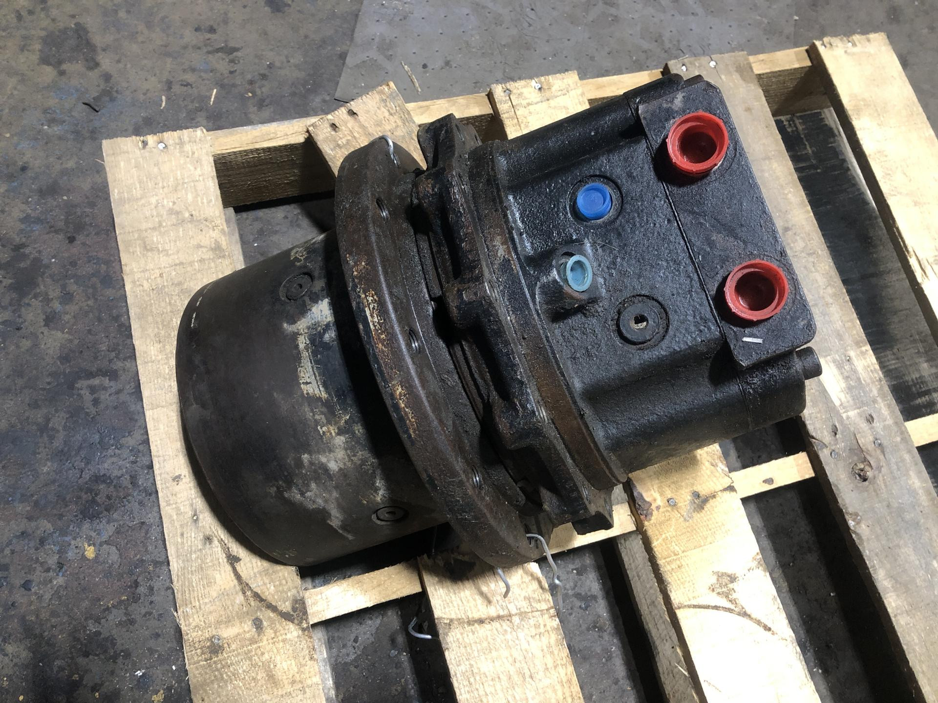AT472920 | John Deere 333D Hydraulic Motor for Sale