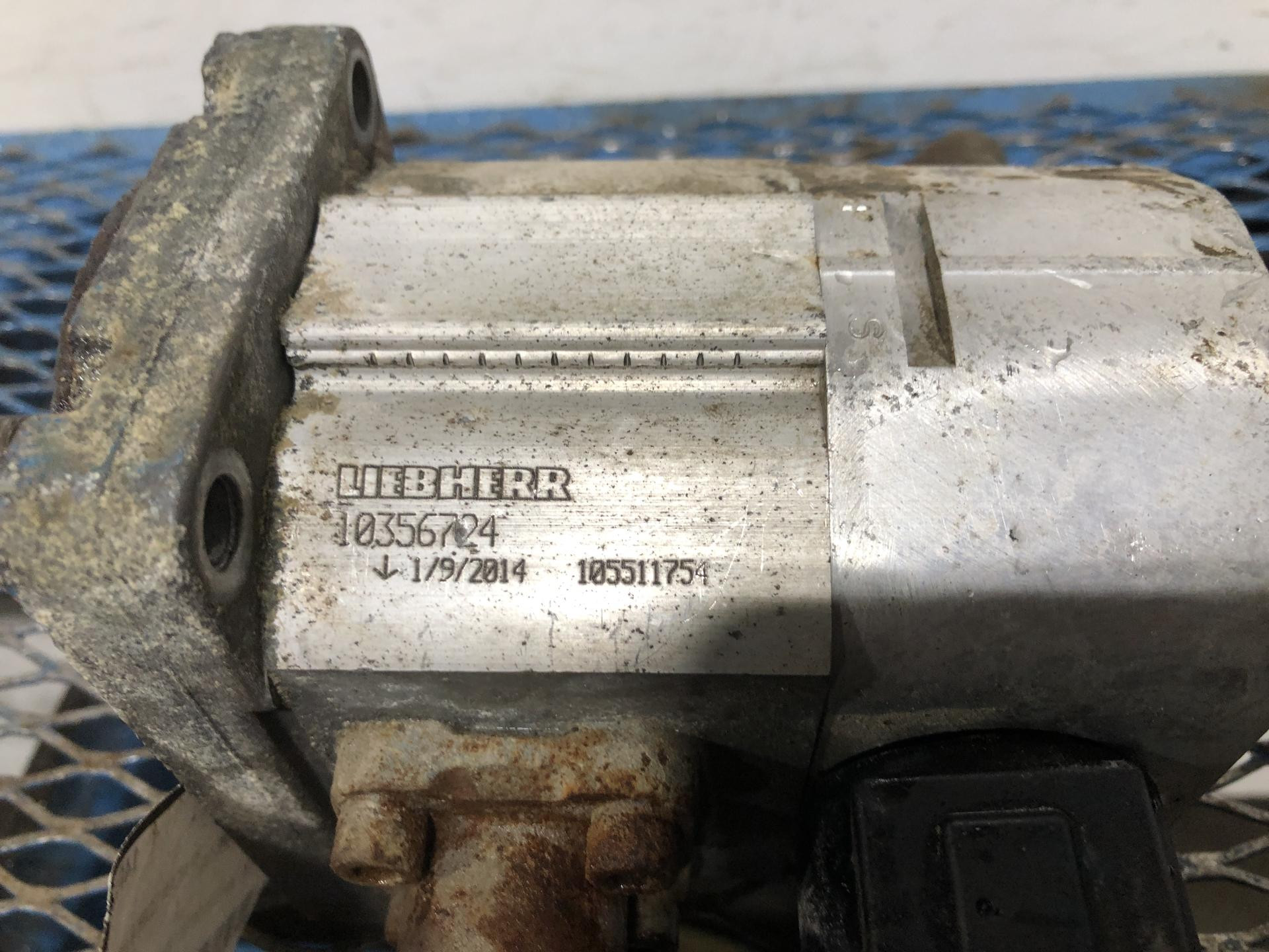 LW10356724 | John Deere 344K Hydraulic Motor for Sale