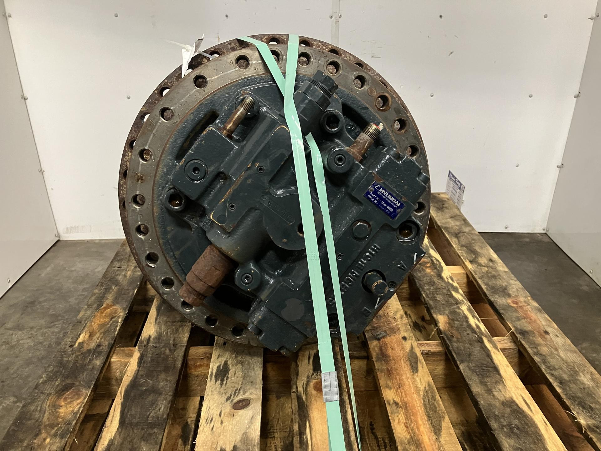 31QA-40020 | Hyundai R380 LC-9 Hydraulic Motor for Sale