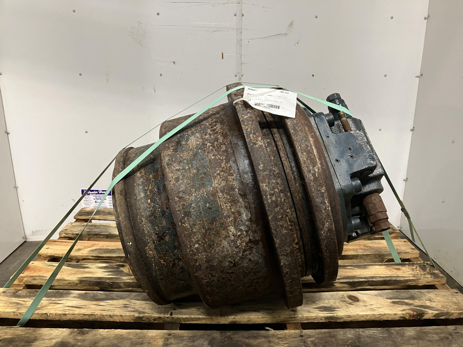 31QA-40020 | Hyundai R380 LC-9 Hydraulic Motor for Sale