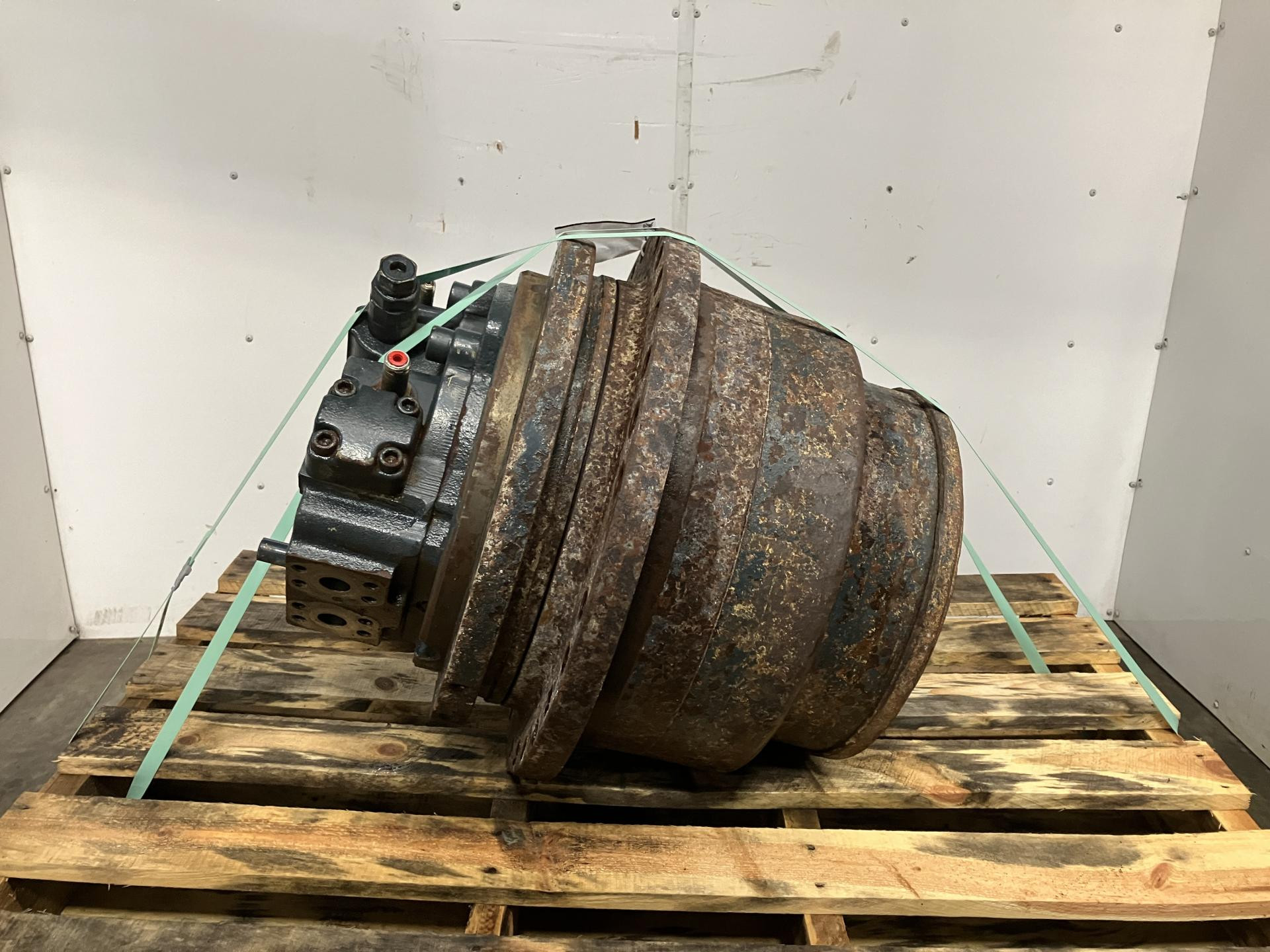 31QA-40020 | Hyundai R380 LC-9 Hydraulic Motor for Sale