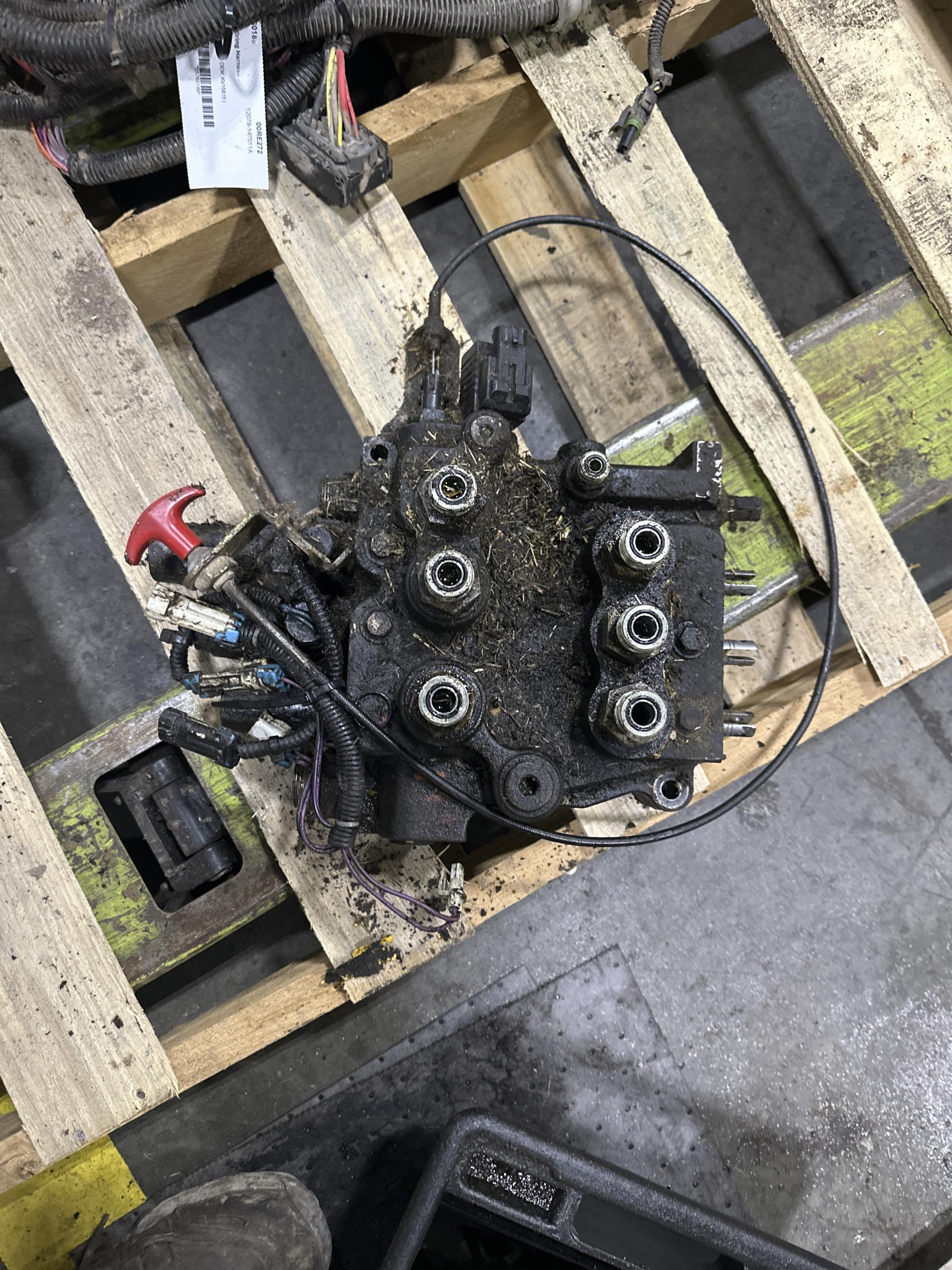 AT321302 | John Deere 250 Hydraulic Valve for Sale
