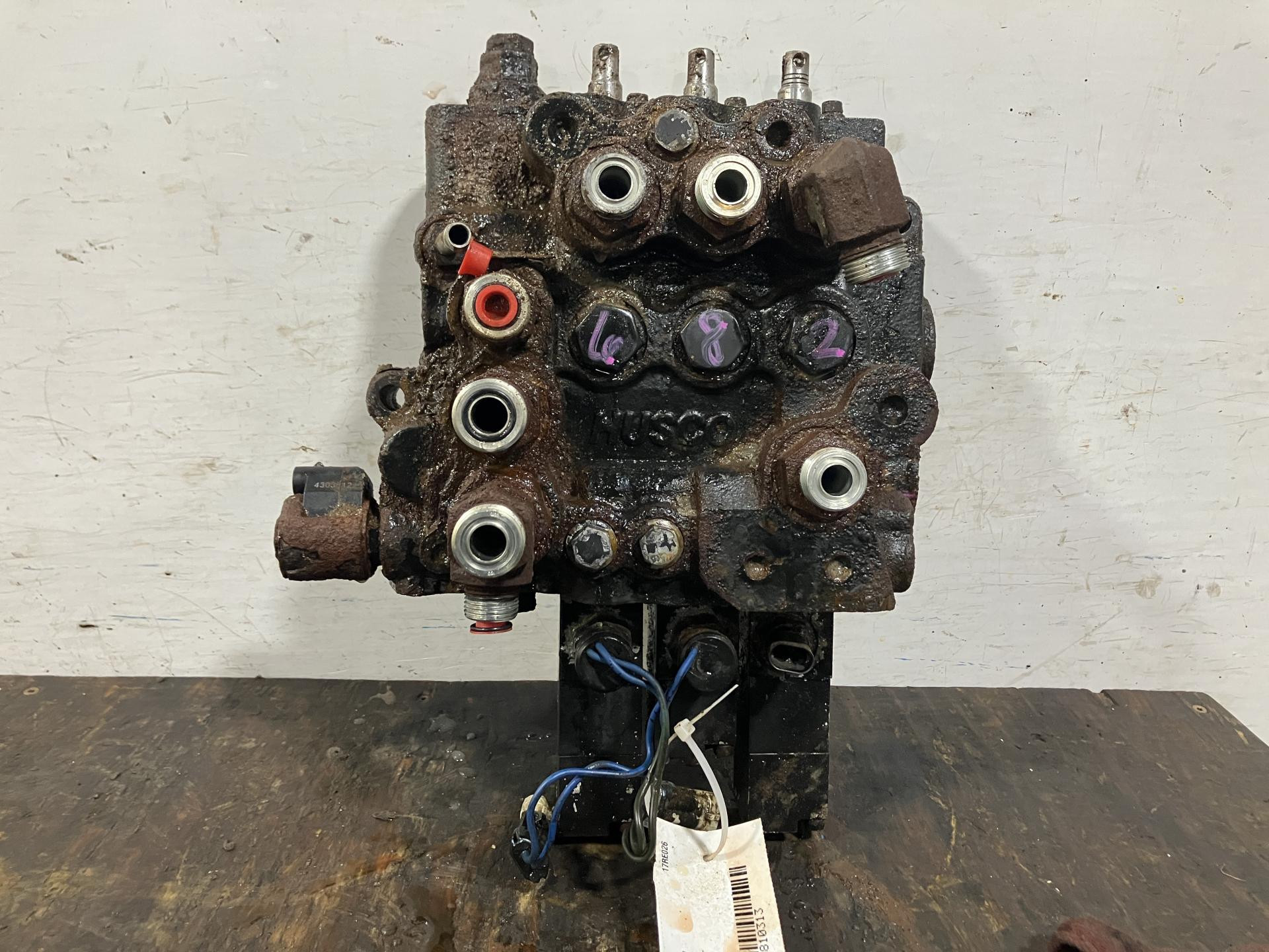 AT472494 | John Deere 318G Hydraulic Valve for Sale