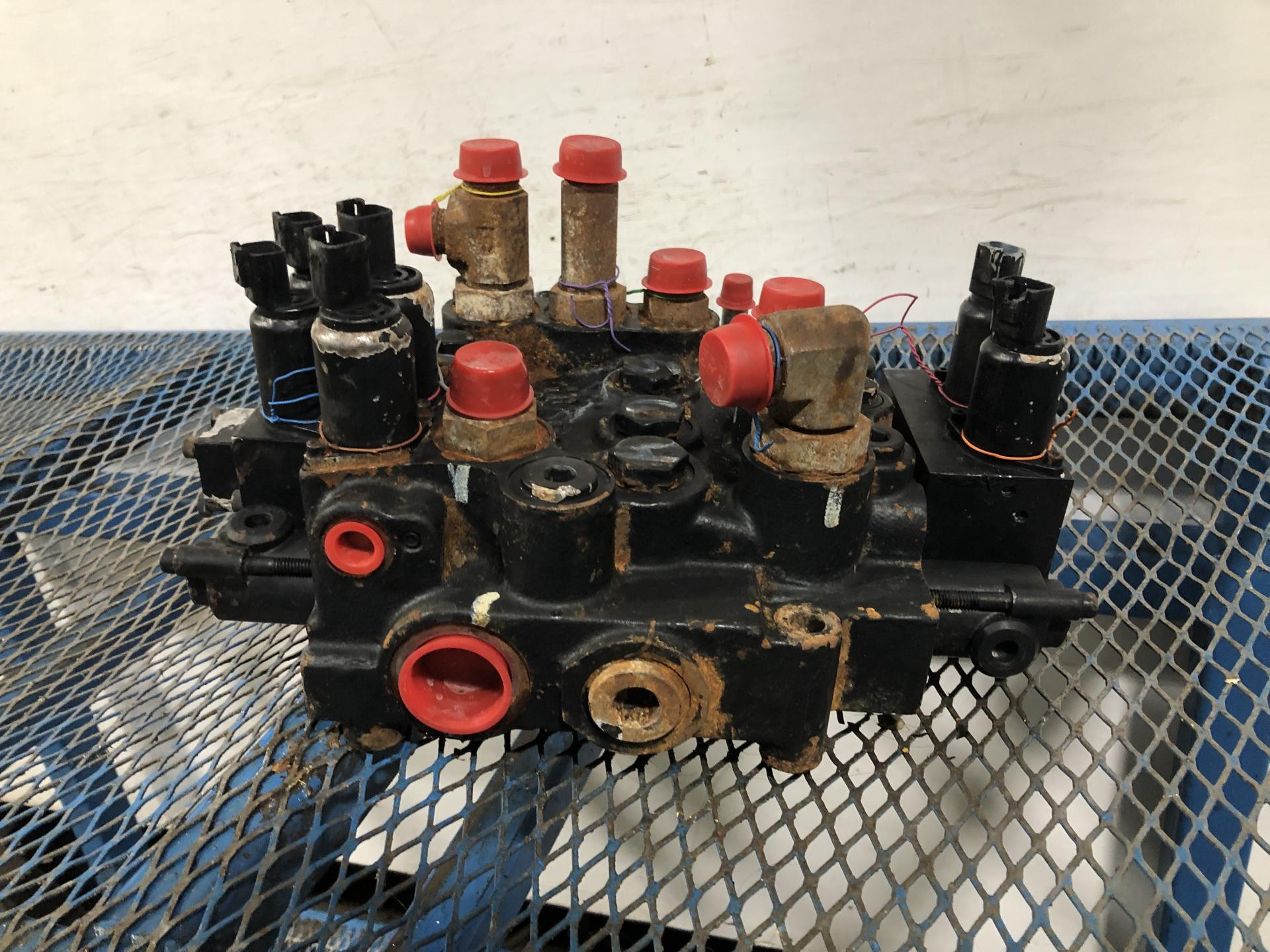 AT460509 | John Deere 318G Hydraulic Valve for Sale