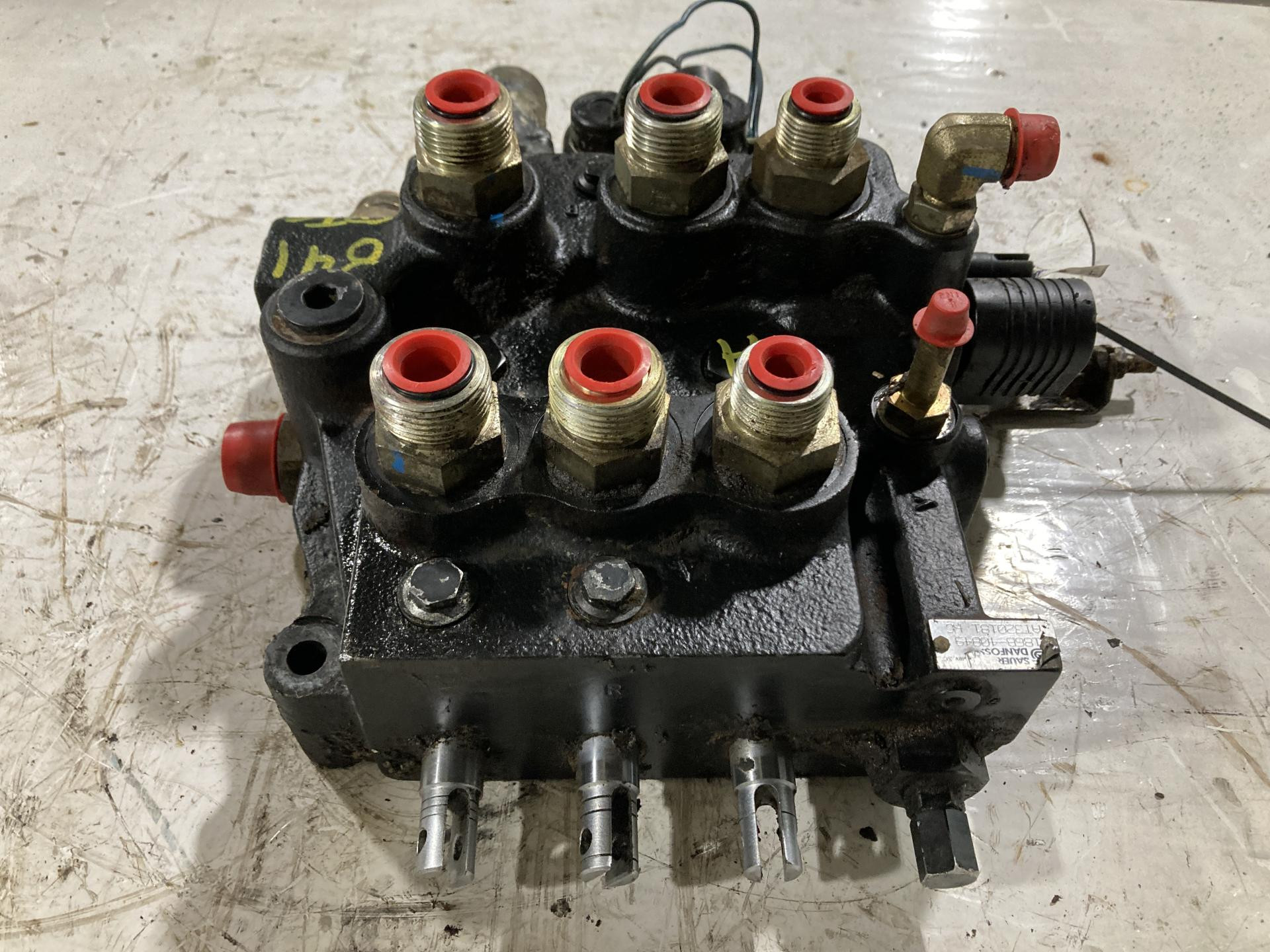 AT321303 | John Deere 325 Hydraulic Valve for Sale