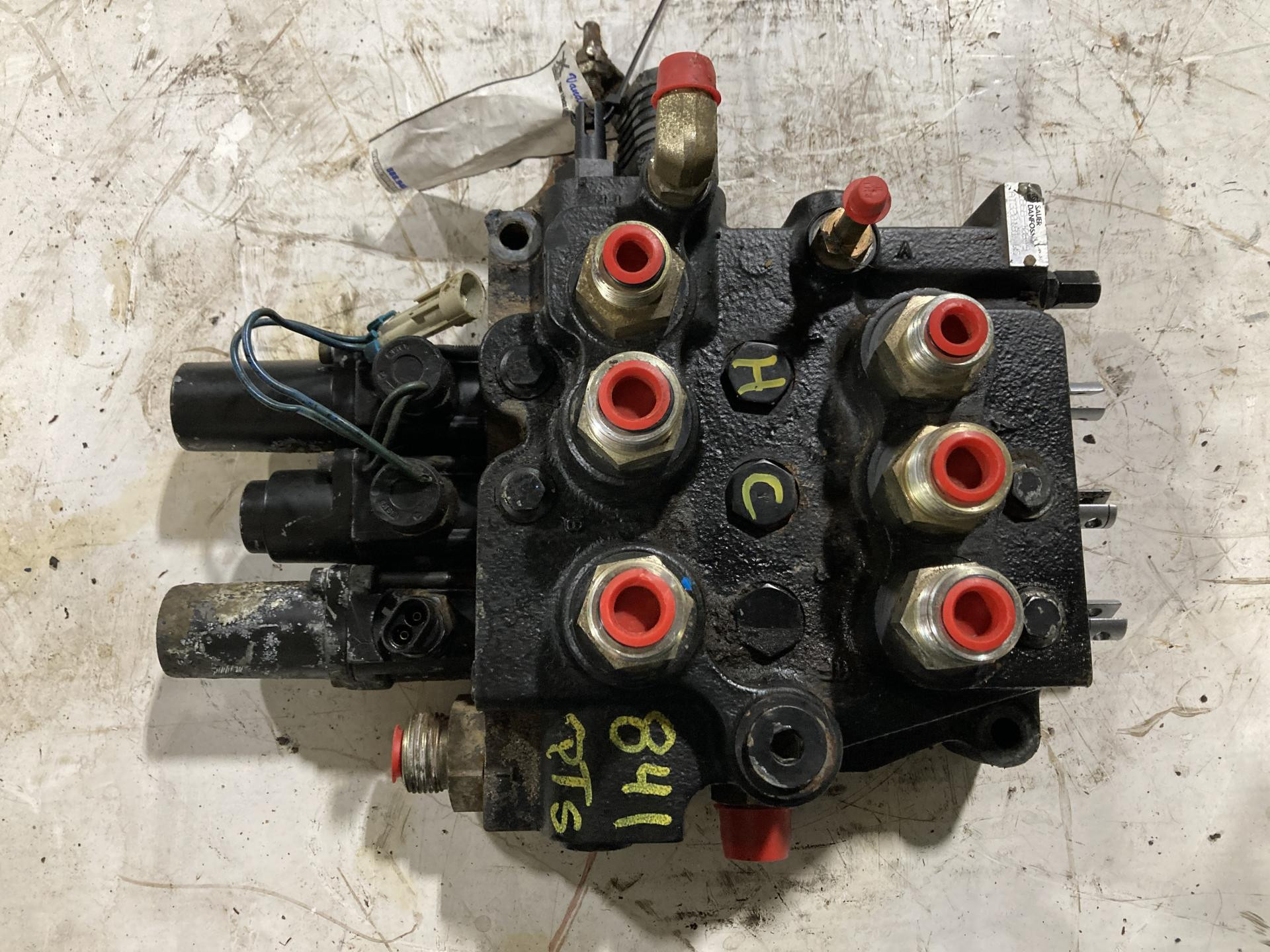 AT321303 | John Deere 325 Hydraulic Valve for Sale