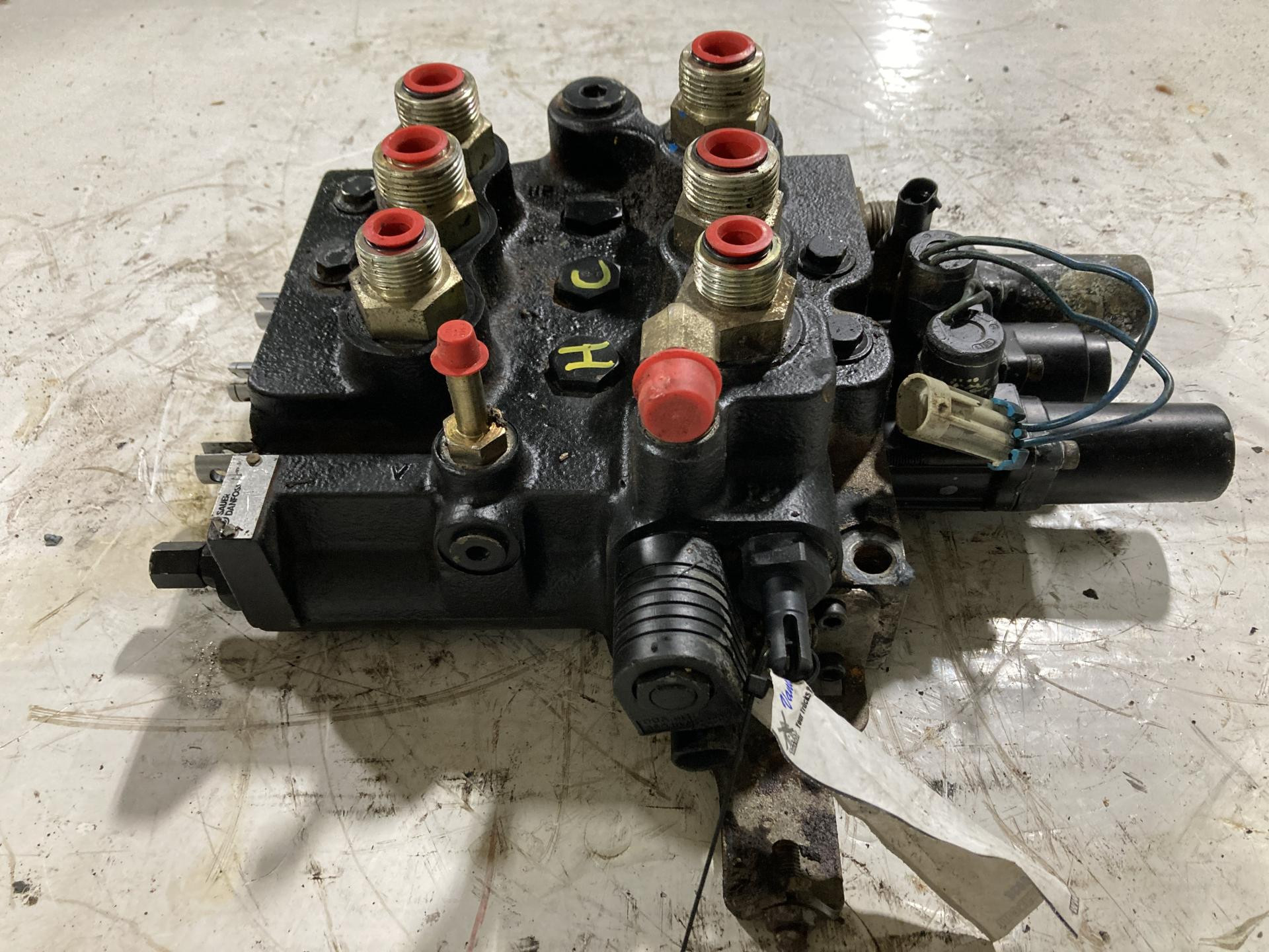 AT321303 | John Deere 325 Hydraulic Valve for Sale