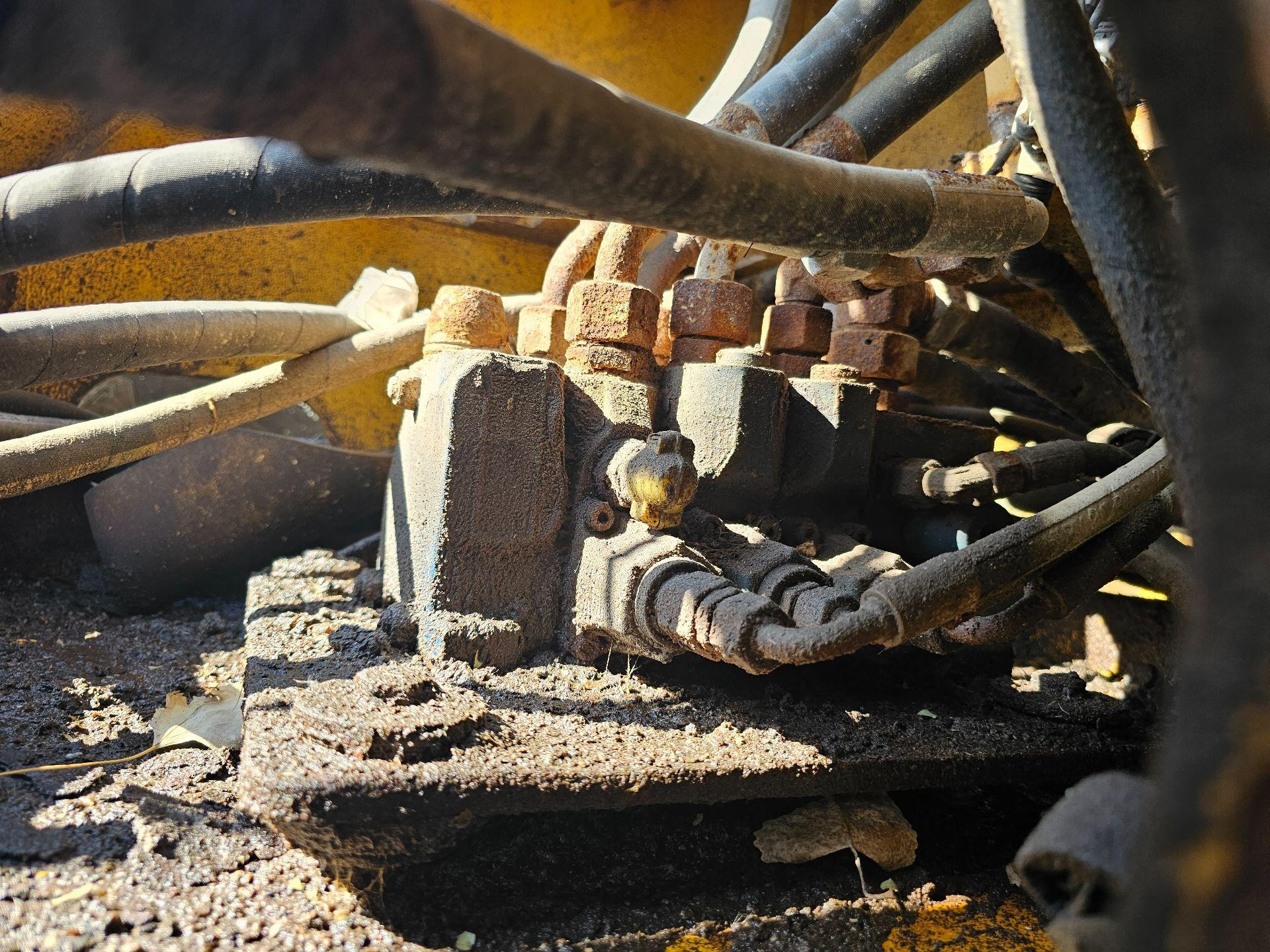 LW11211540 | John Deere 344K Hydraulic Valve for Sale