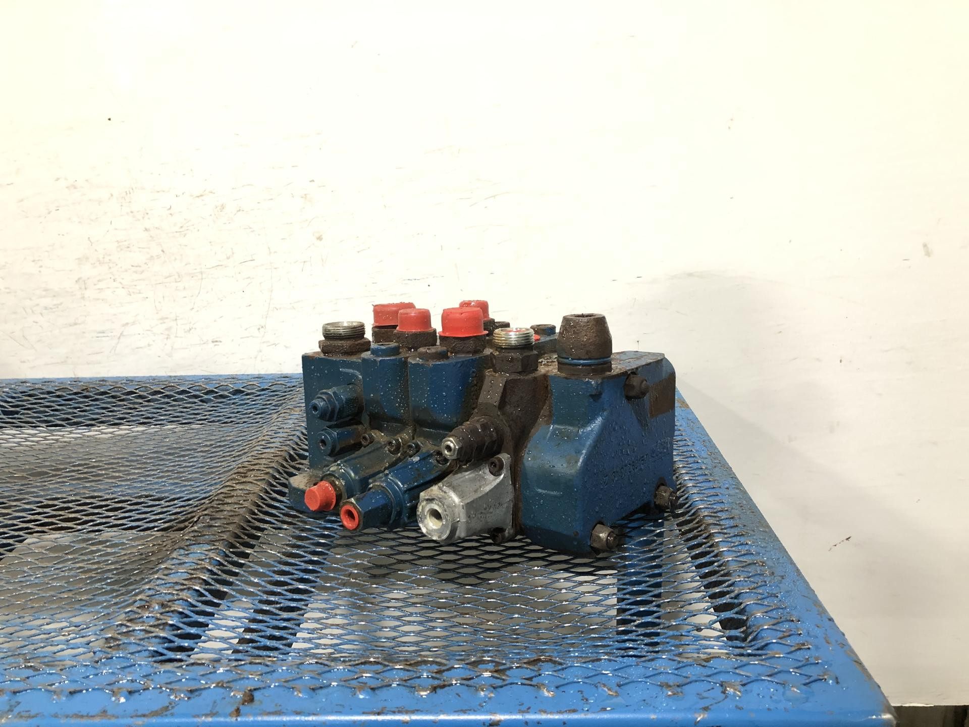 LW11211540 | John Deere 344K Hydraulic Valve for Sale