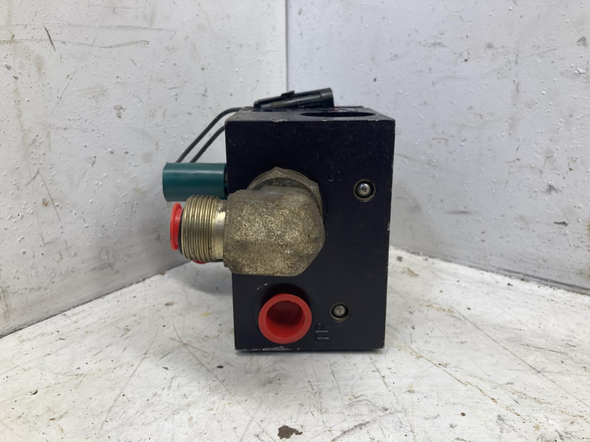 AT220039 | John Deere 624J Hydraulic Valve for Sale