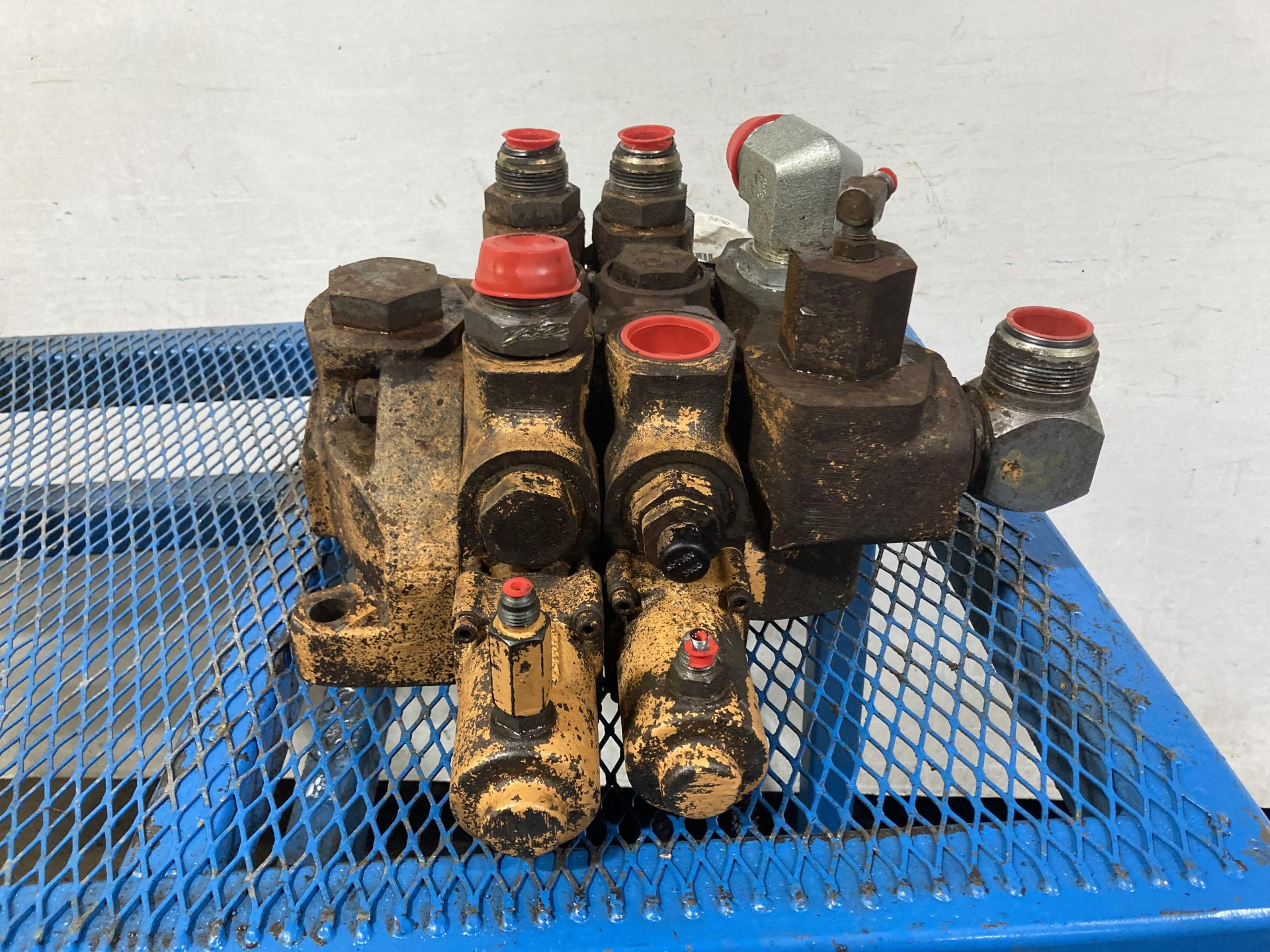 L126100 | Case 821 Hydraulic Valve for Sale