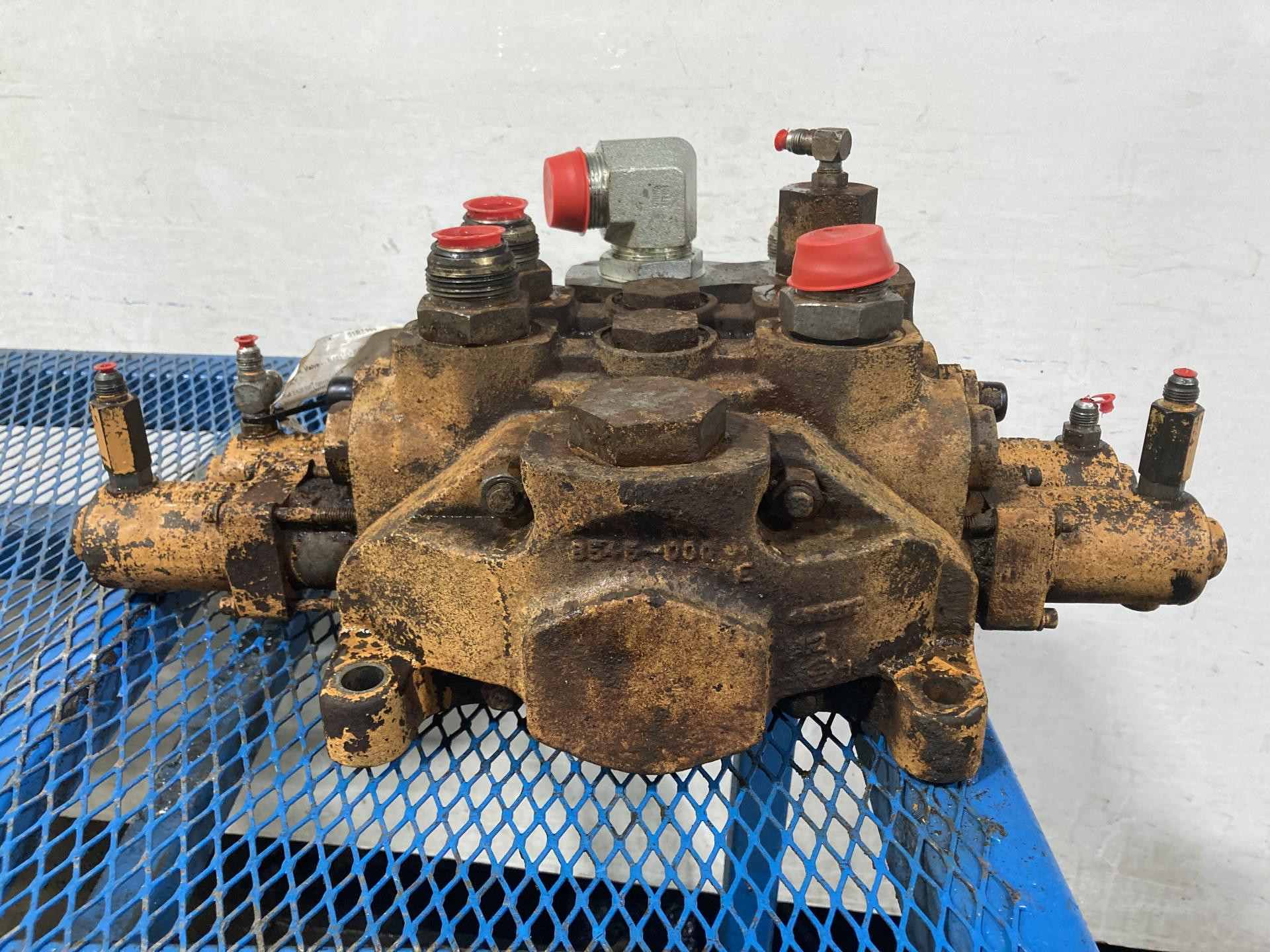 L126100 | Case 821 Hydraulic Valve for Sale
