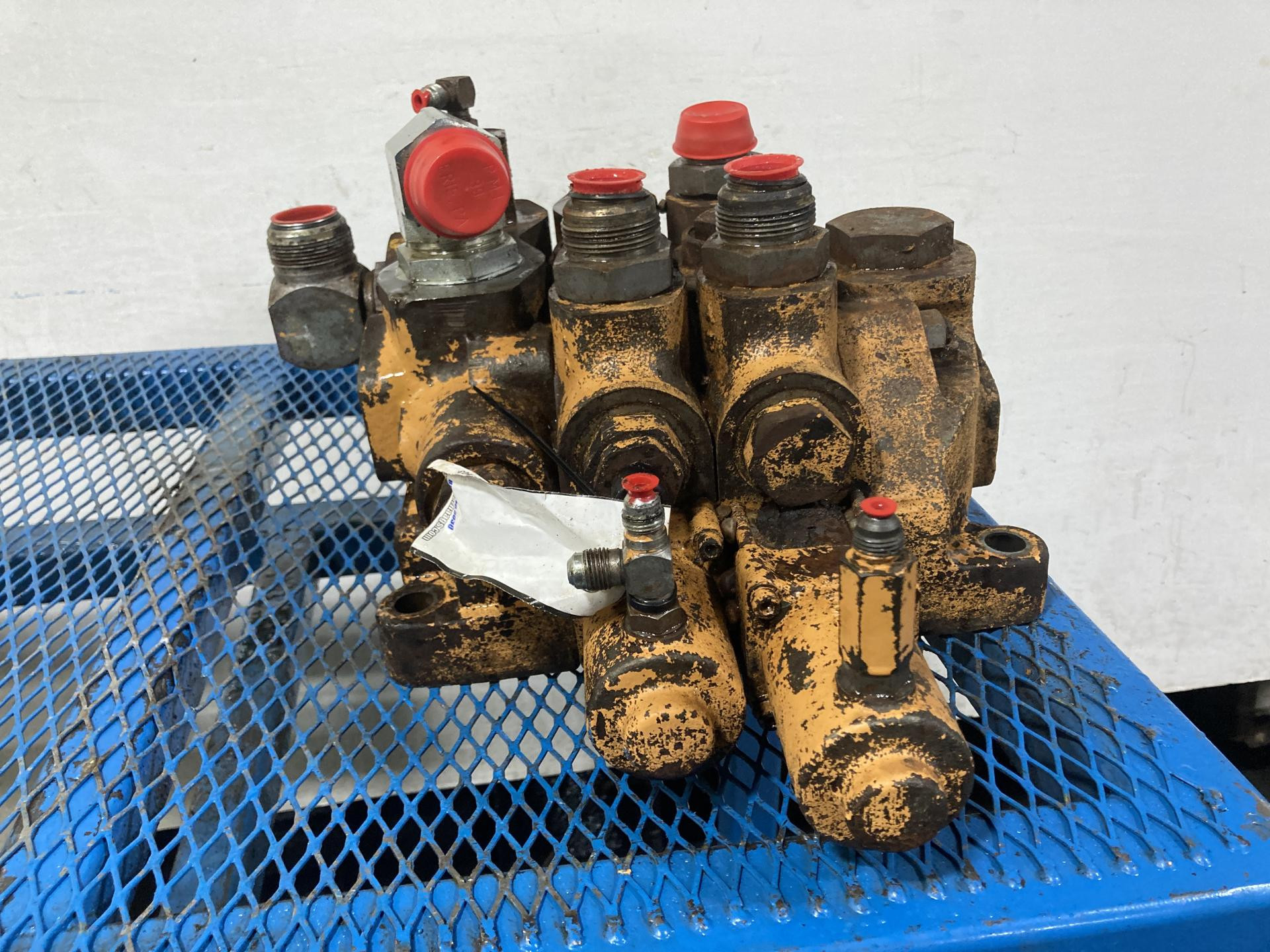 L126100 | Case 821 Hydraulic Valve for Sale