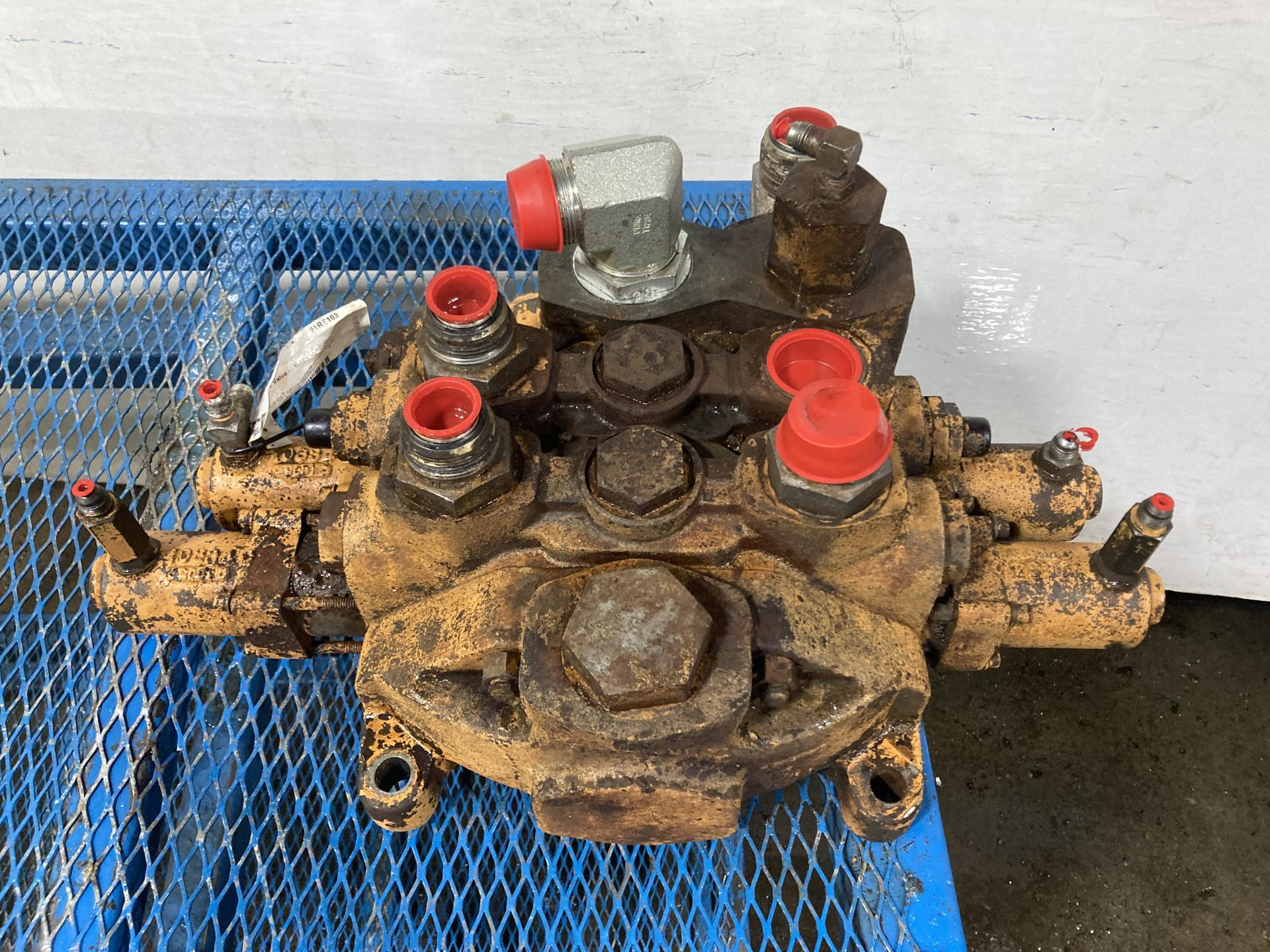 L126100 | Case 821 Hydraulic Valve for Sale