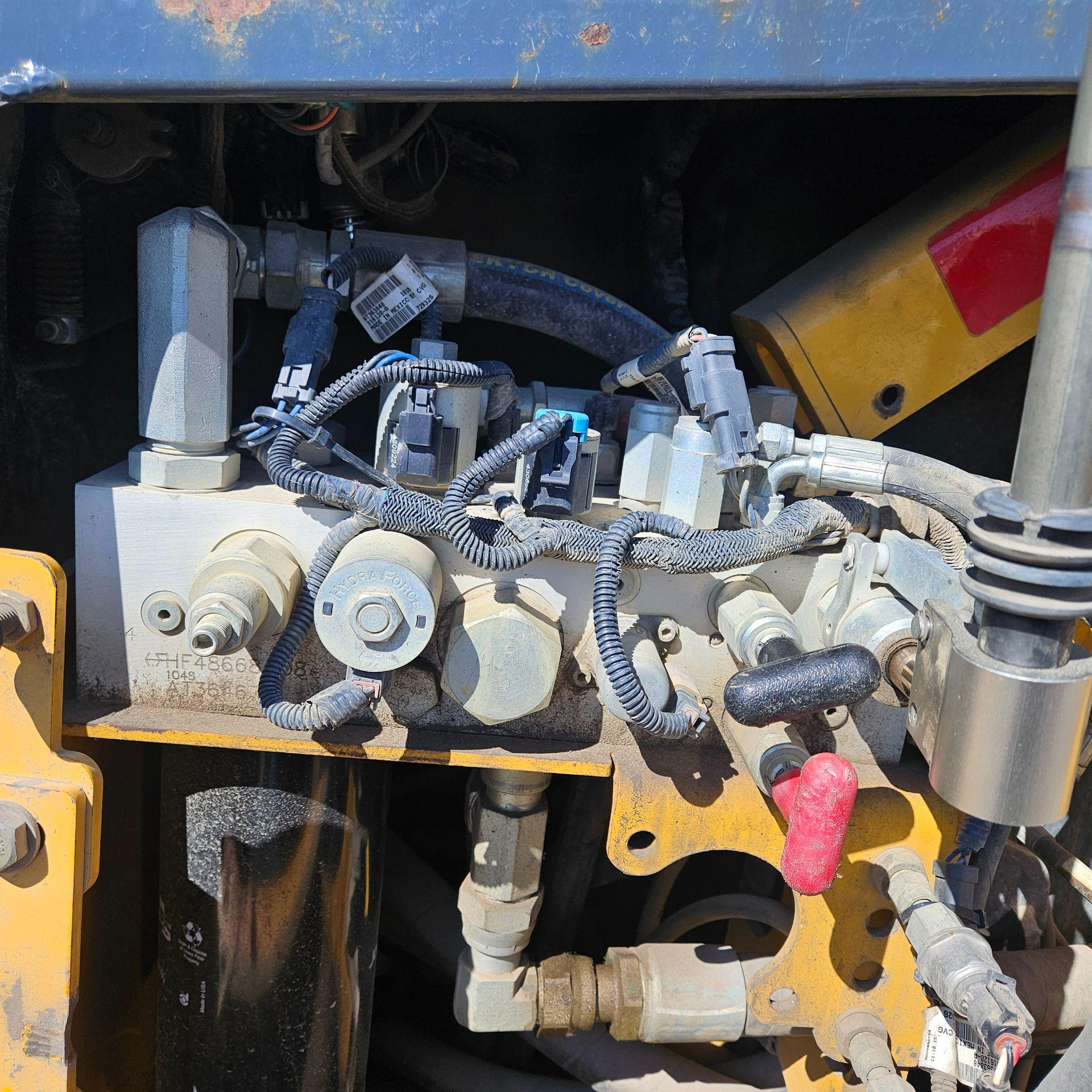 AT326989 | John Deere 850J LGP Hydraulic Valve for Sale