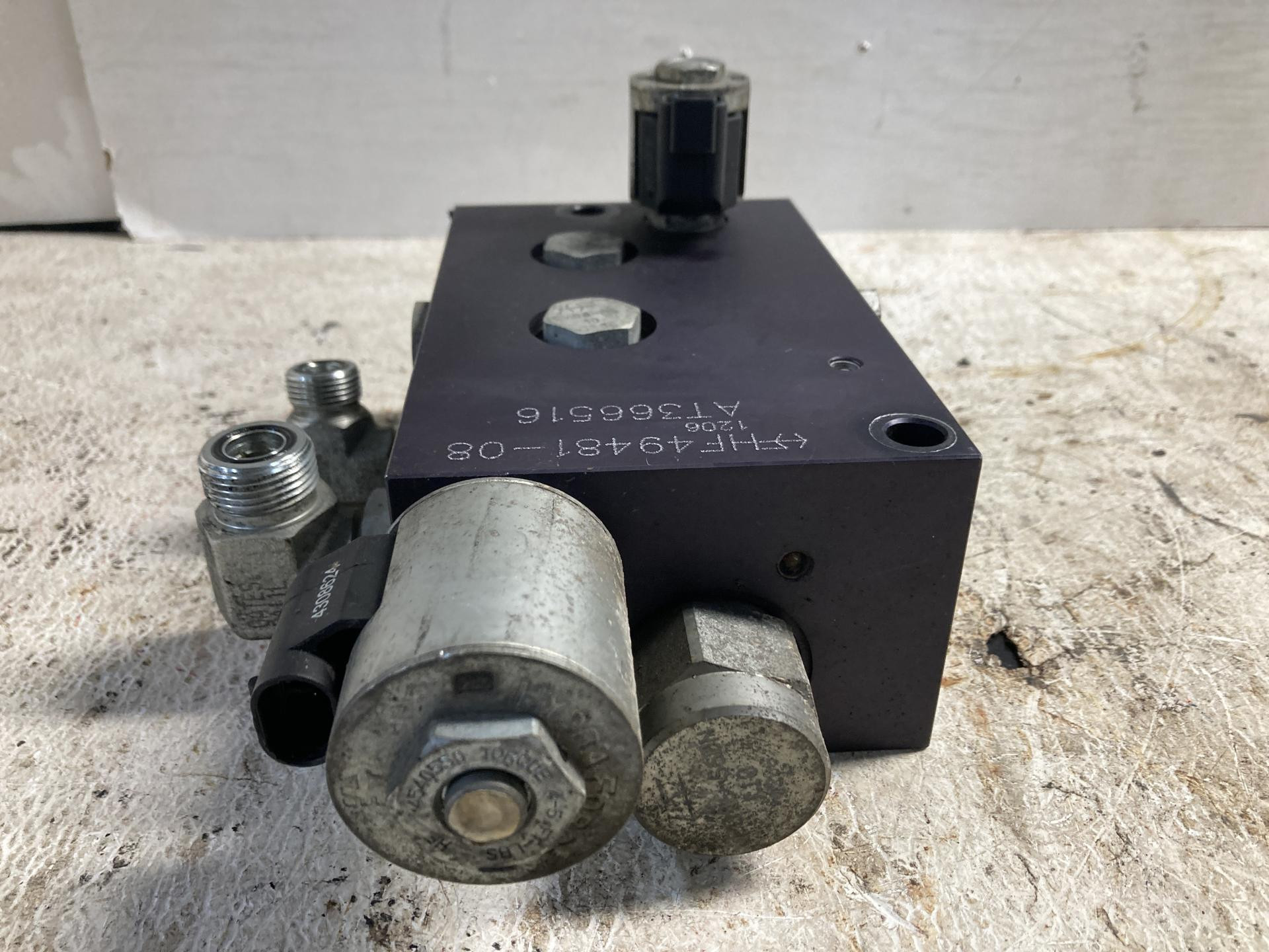 AT366516 | John Deere 850K Hydraulic Valve for Sale