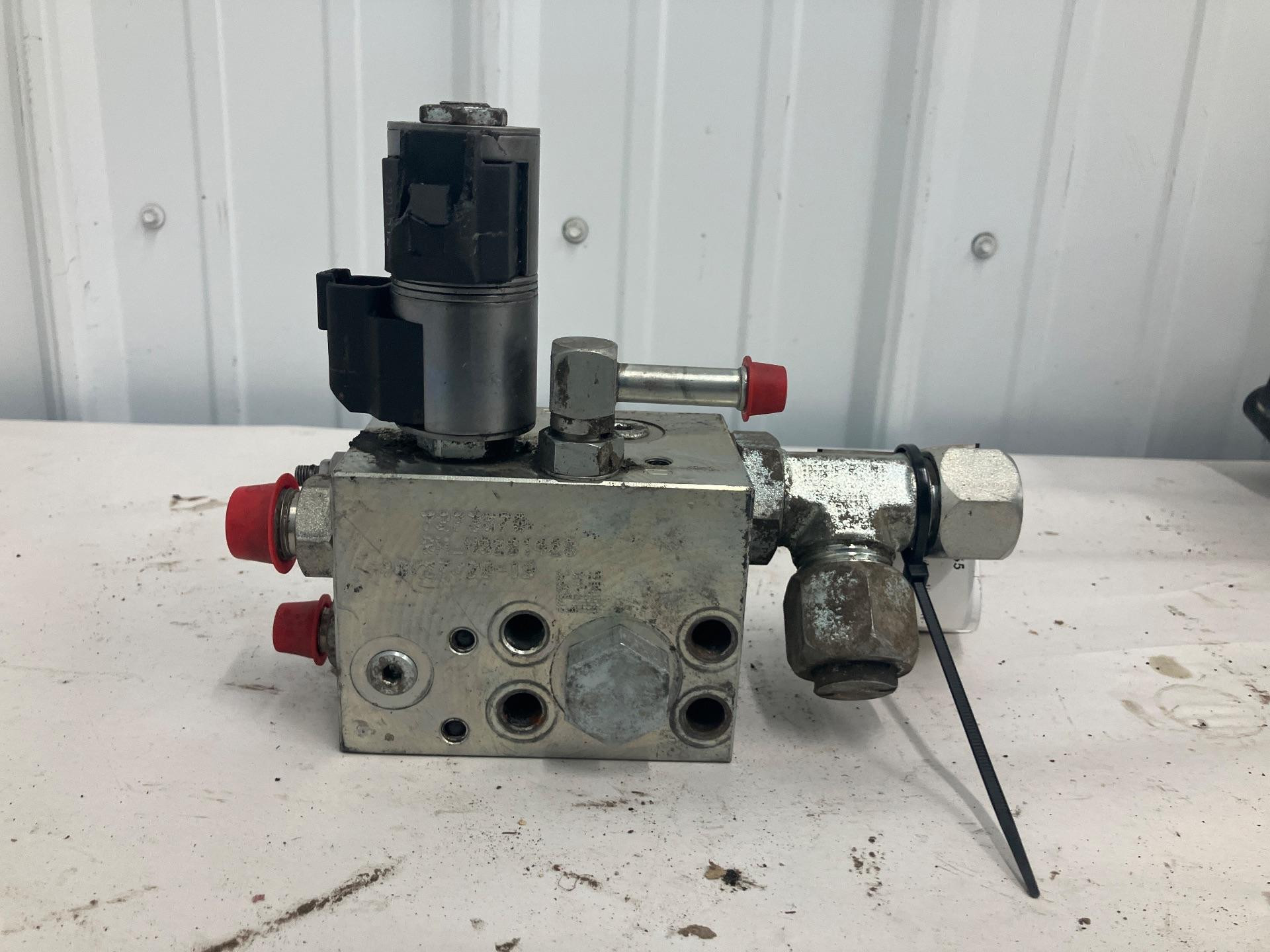 7273578 | Bobcat T770 Hydraulic Valve for Sale