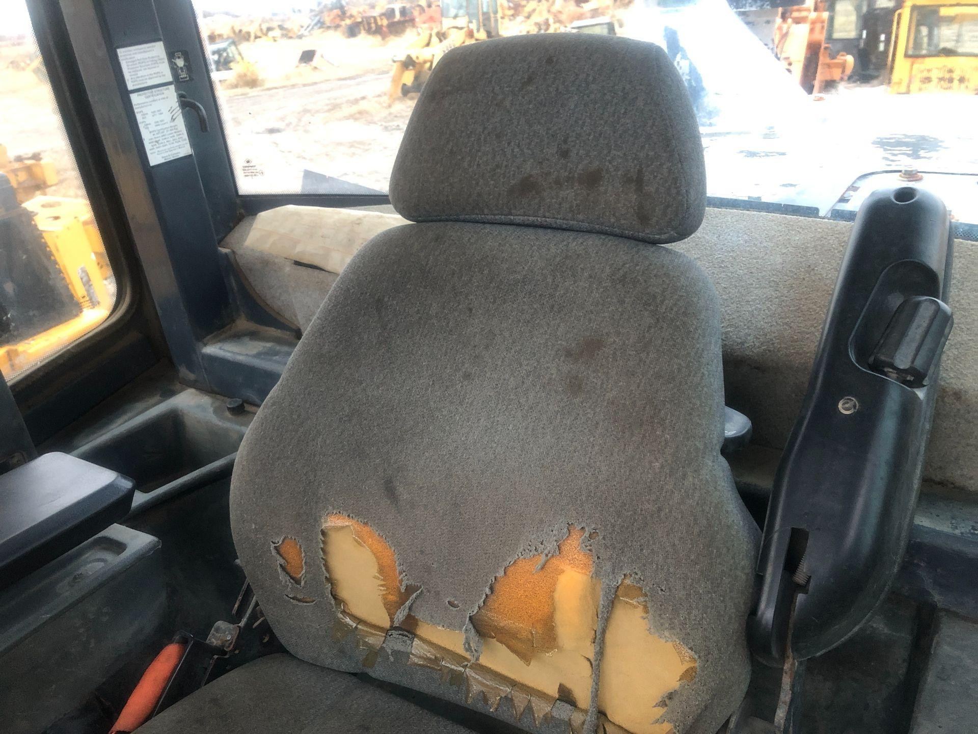 AT338248 | John Deere 644K HYBRID Seat for Sale