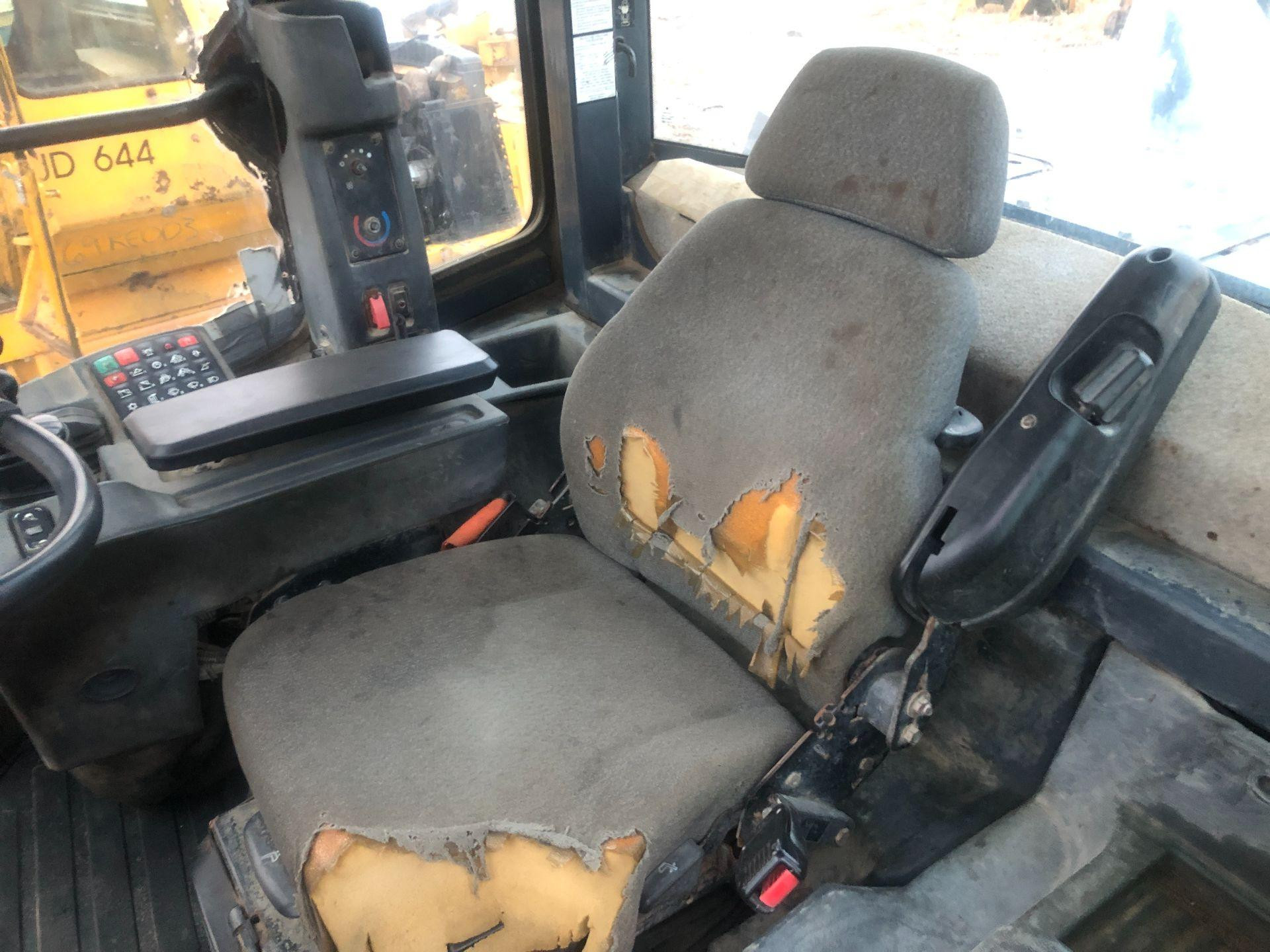 AT338248 | John Deere 644K HYBRID Seat for Sale