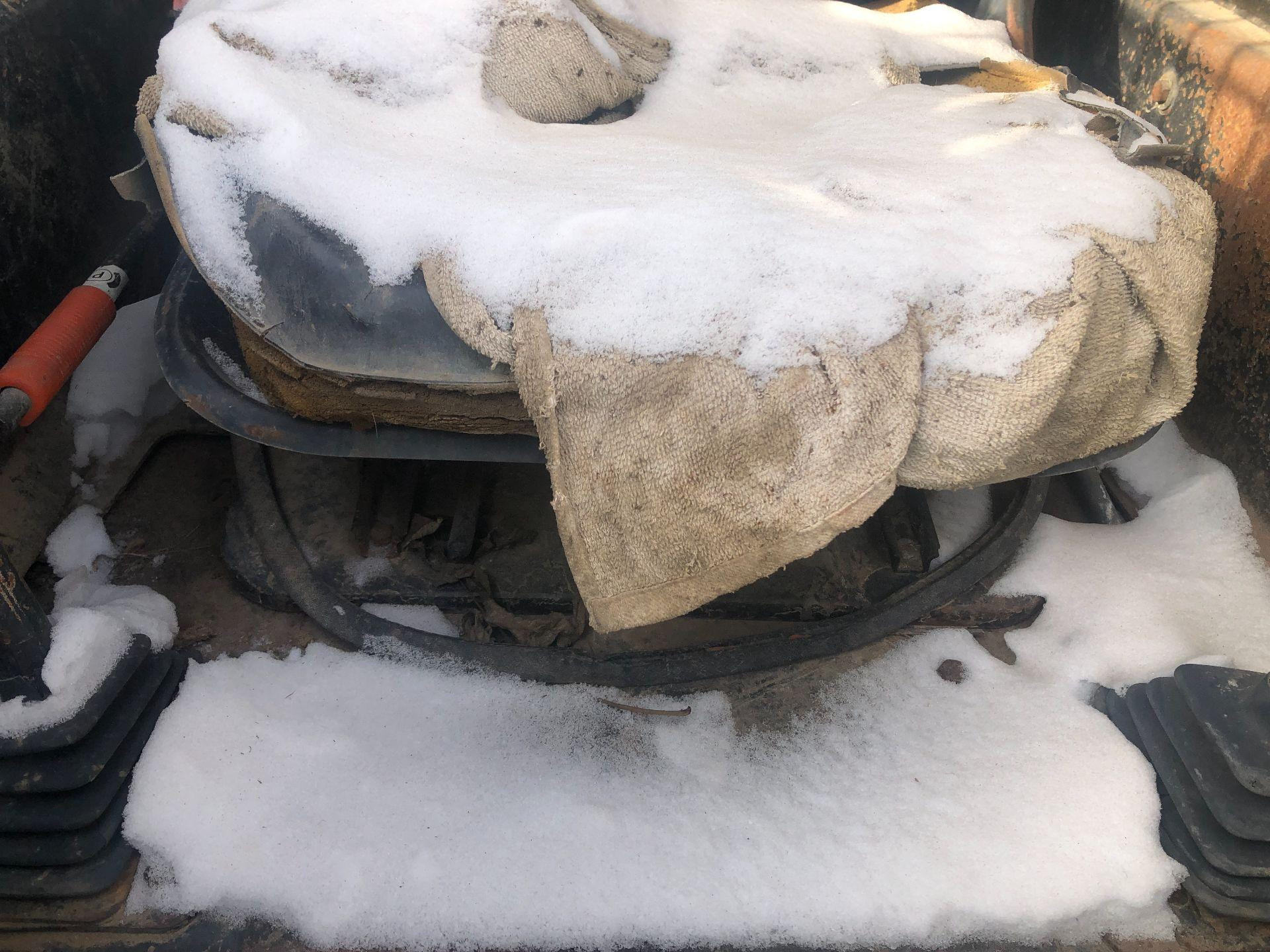 AT355008 | John Deere 5575 Seat for Sale