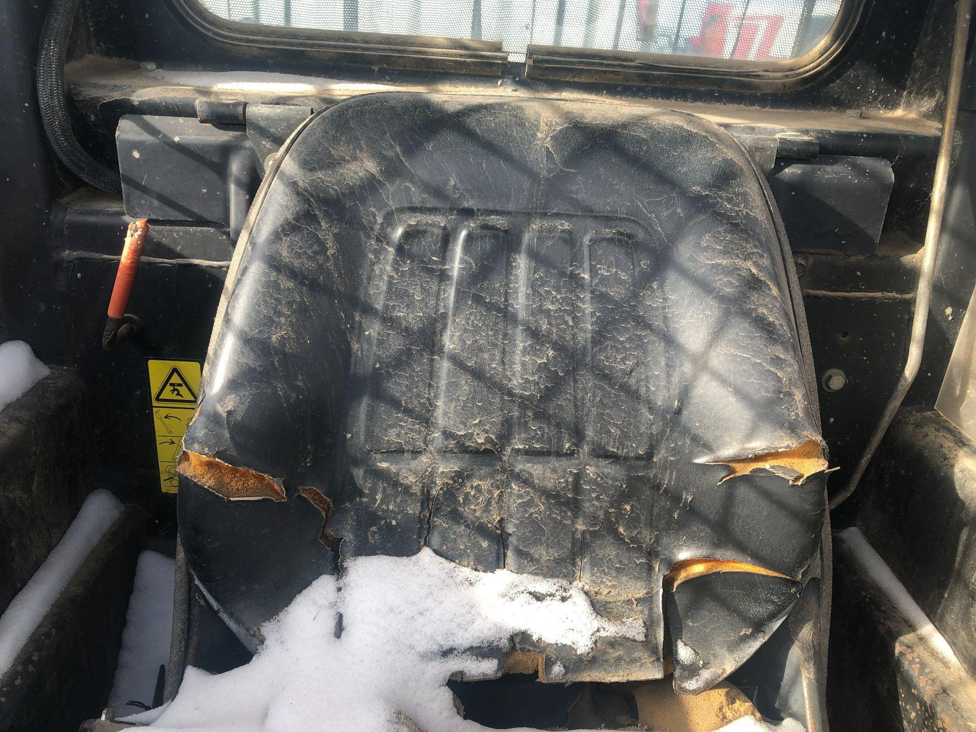 AT355008 | John Deere 5575 Seat for Sale