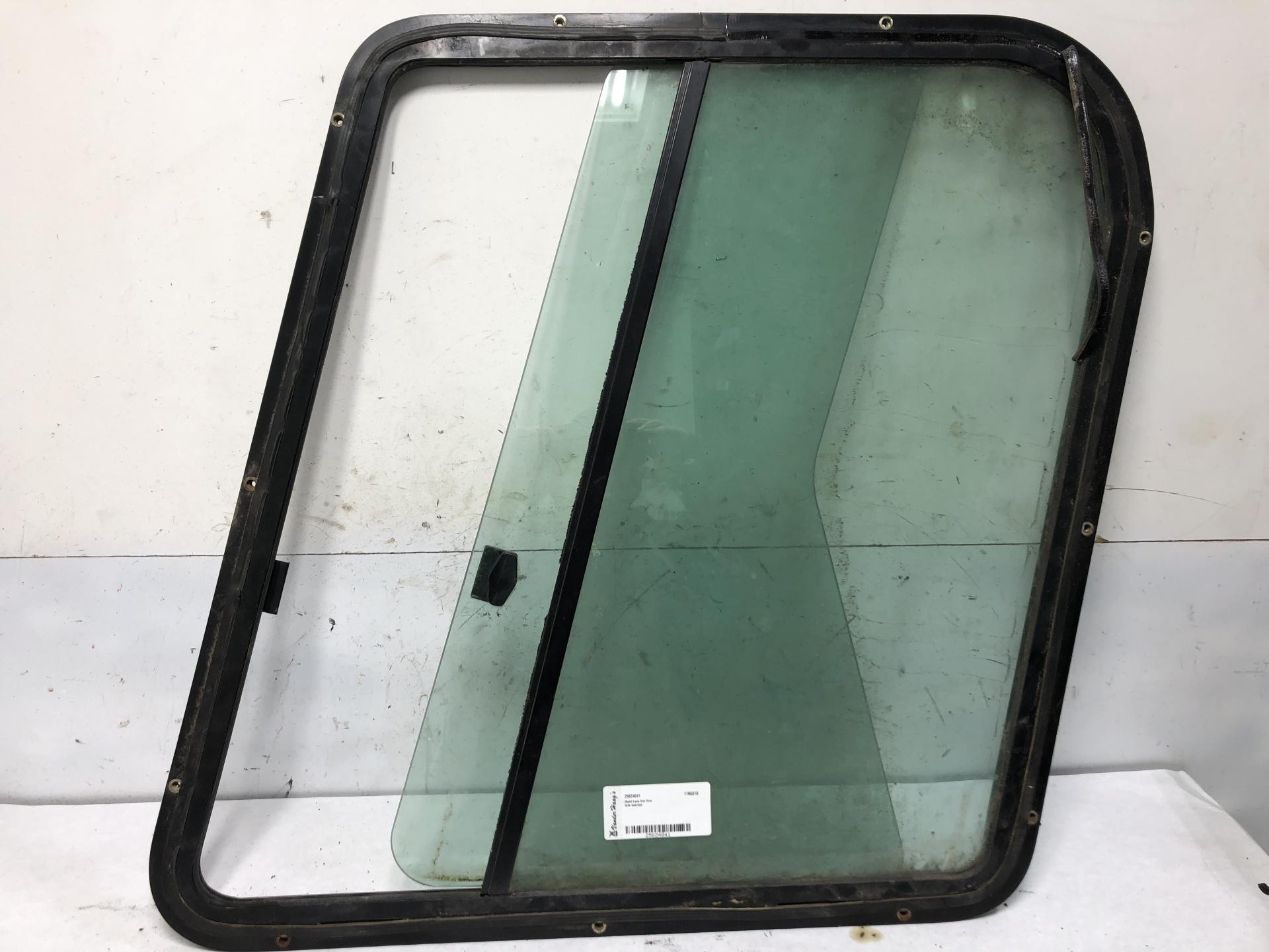50301848 | Gehl R165 Equip Side Glass for Sale