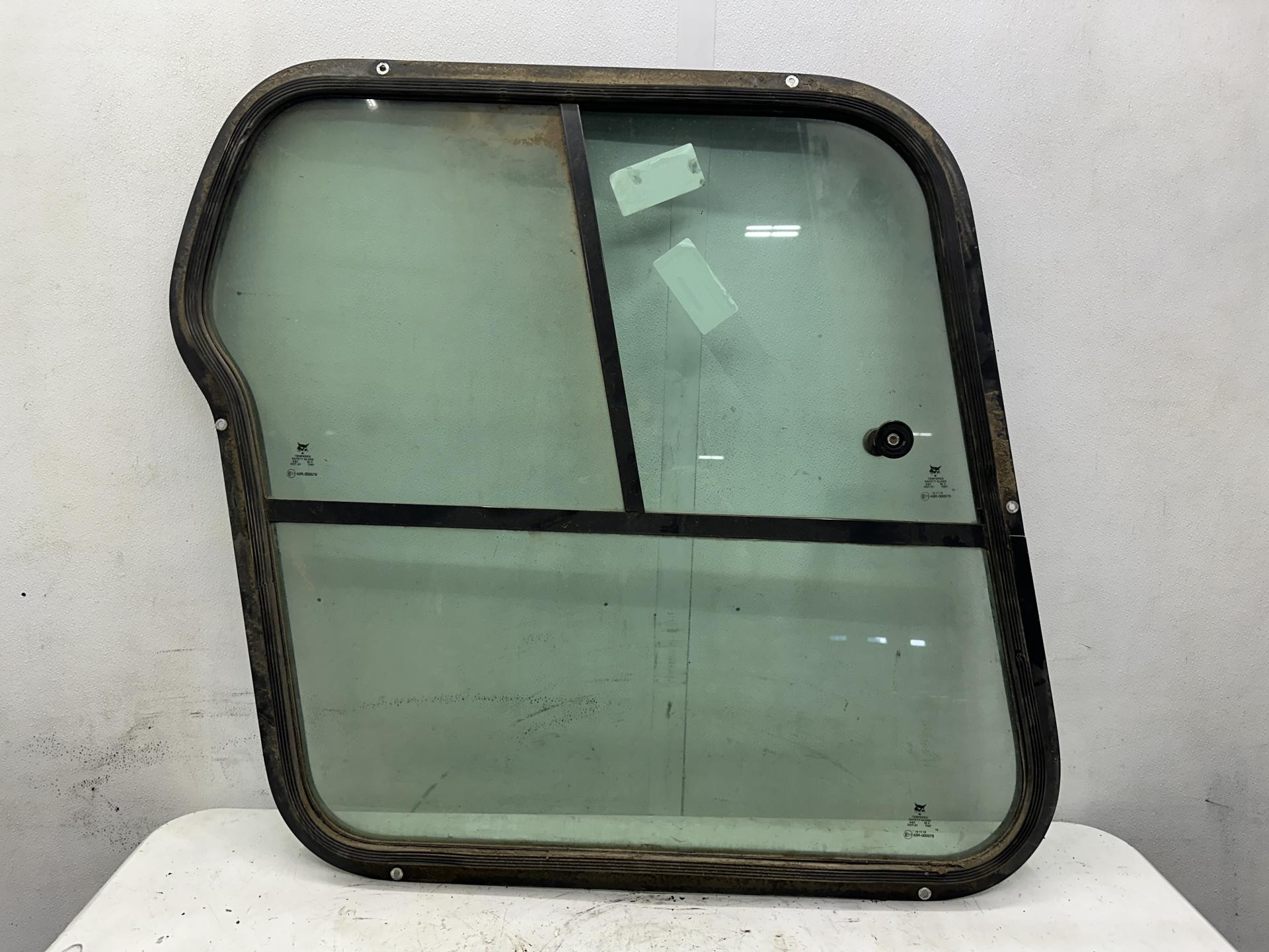 7148069 | Bobcat S850 Equip Side Glass for Sale