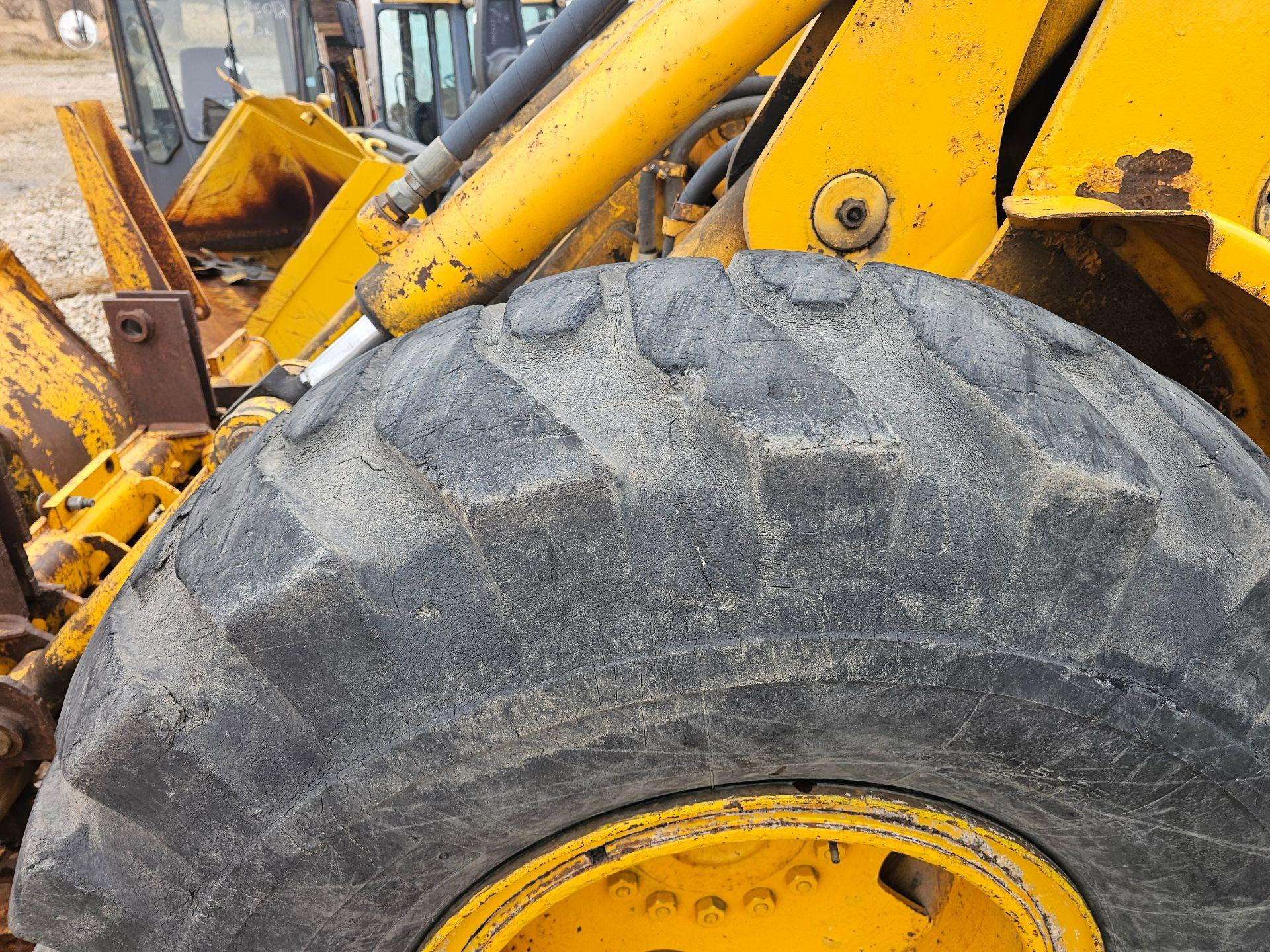 AT34873 | John Deere 644 Tire and Rim for Sale